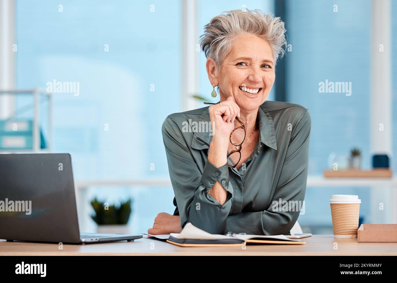 Old aged corporate woman hi-res stock photography and images - Alamy