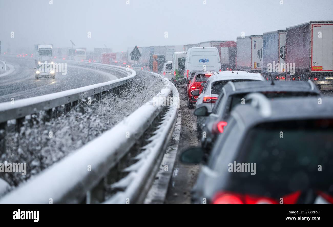 Massive snow traffic jam hi-res stock photography and images - Alamy