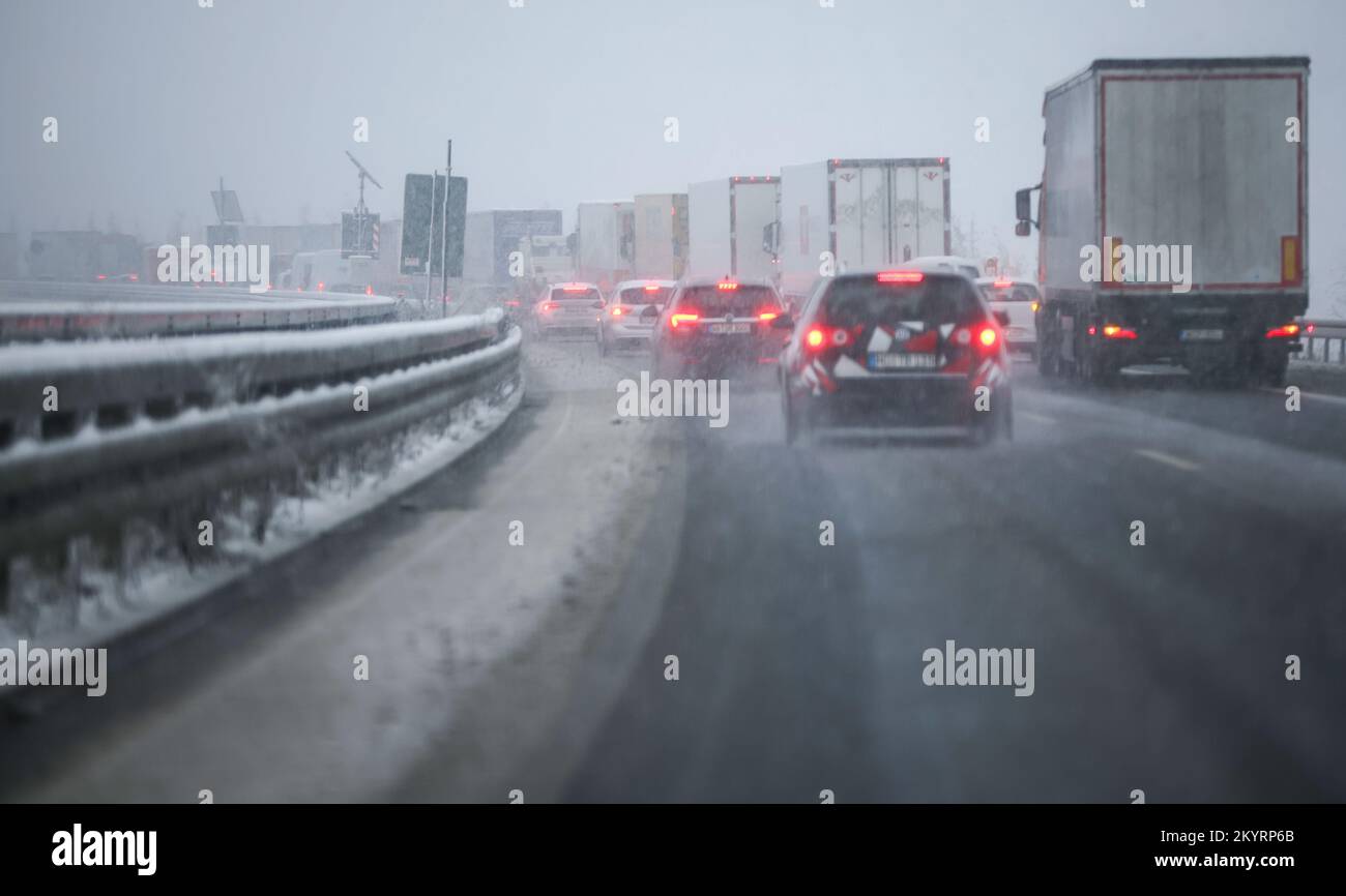 Massive snow traffic jam hi-res stock photography and images - Alamy