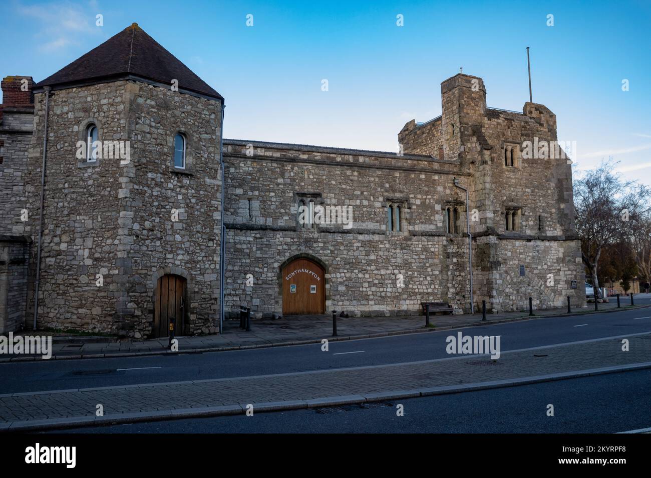 Castle watergate hi-res stock photography and images - Alamy