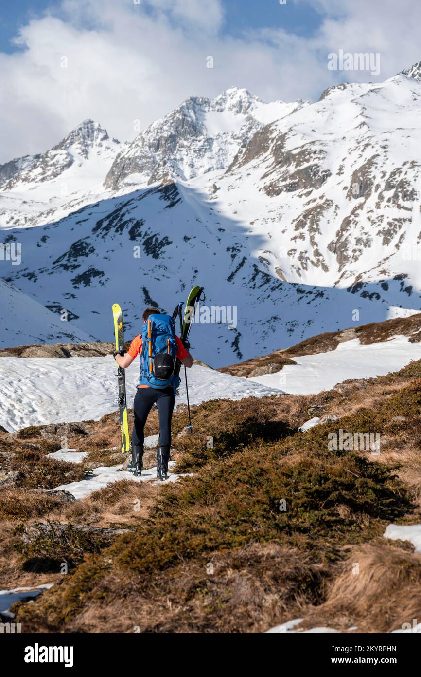 Man carry skis hi-res stock photography and images - Alamy