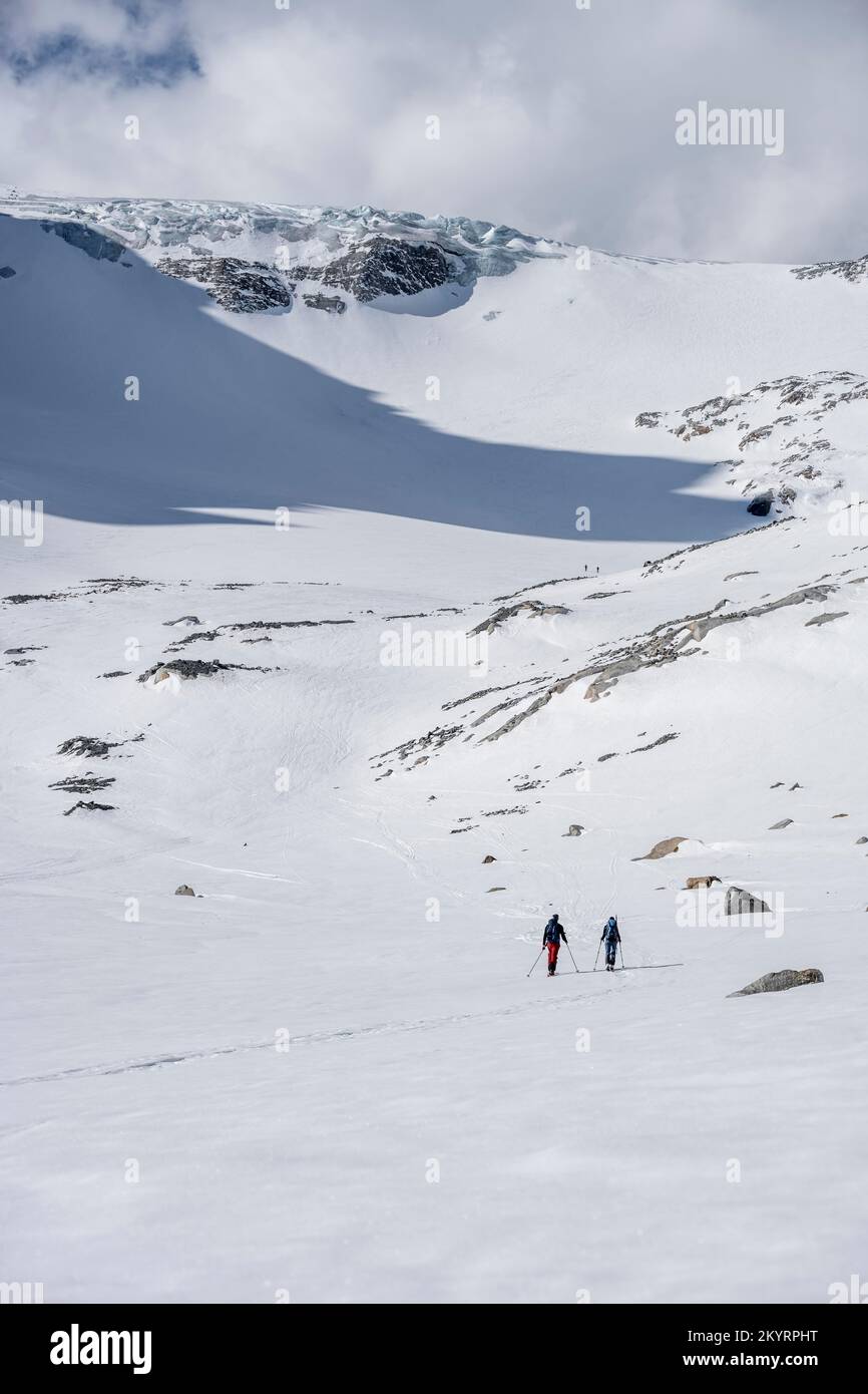 Ski tourers in winter in the mountains, behind glacier, Oberbergtal ...