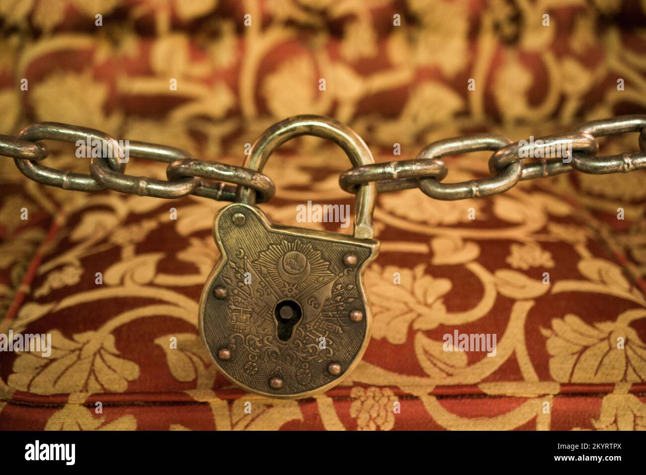 The Old rusted metal lock in metal chains Stock Photo - Alamy