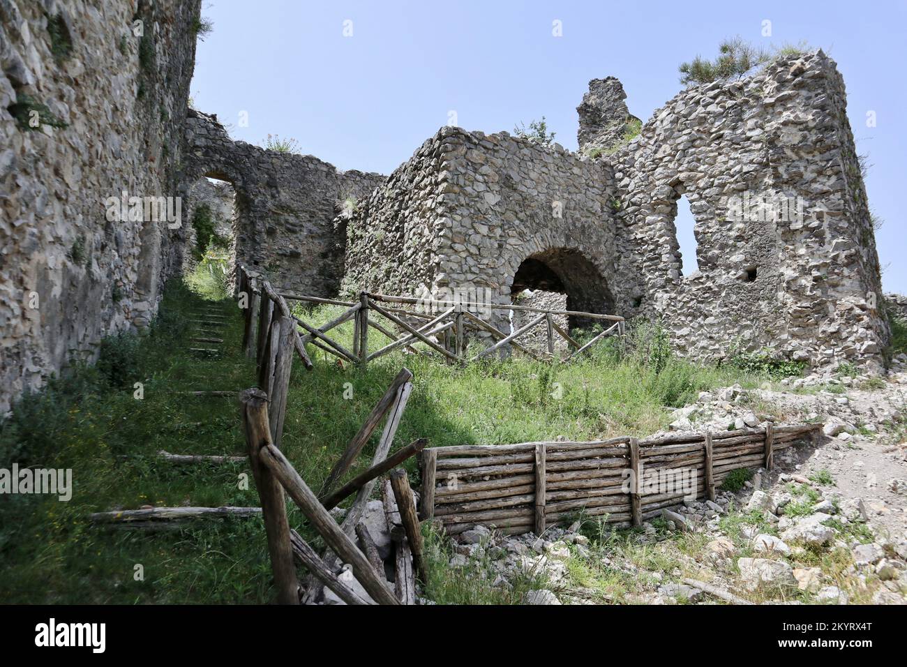Resti del muro del castello hi-res stock photography and images - Alamy