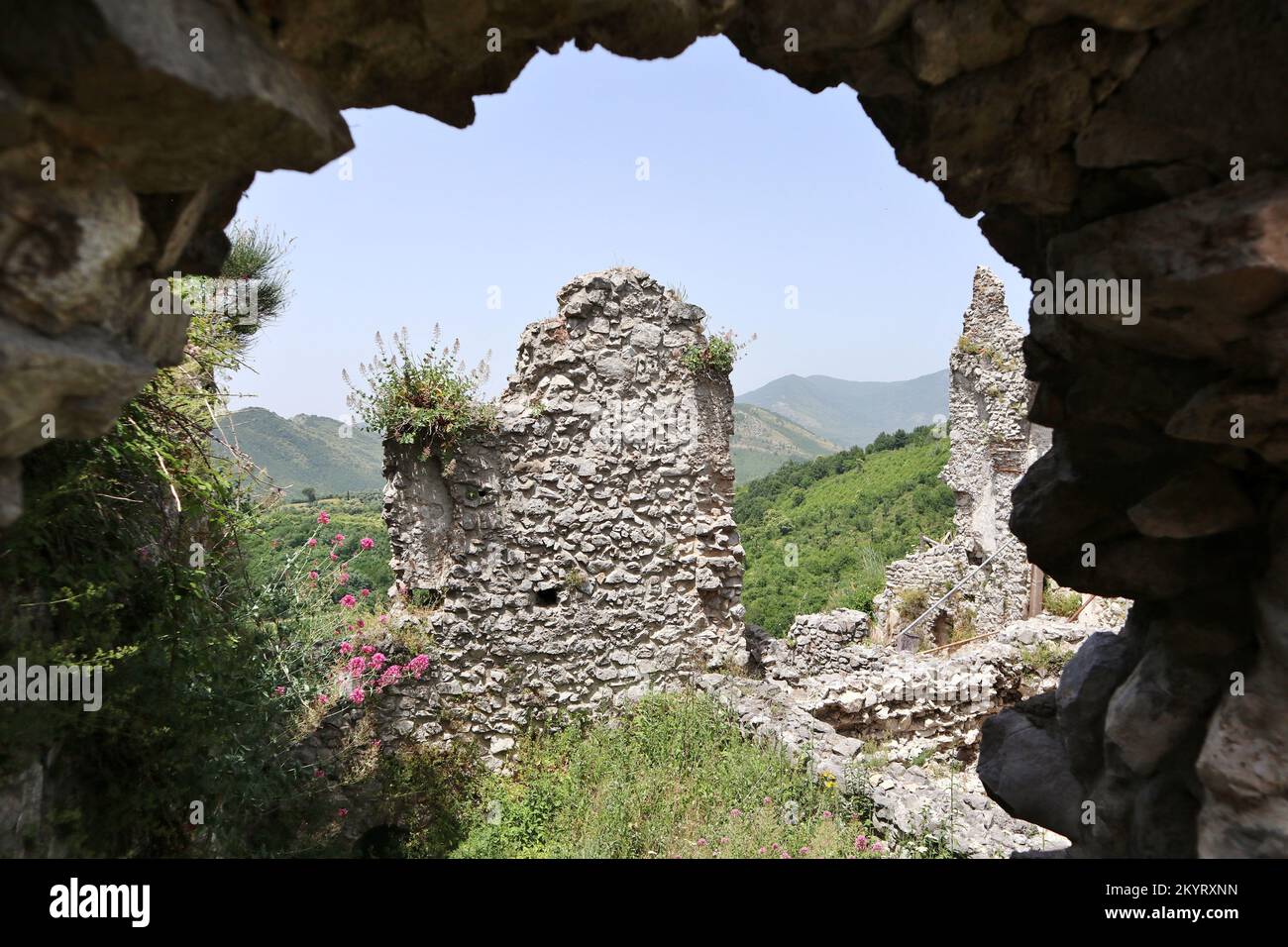 Mercato San Severino - Scorcio dei resti della prima cinta muraria del ...