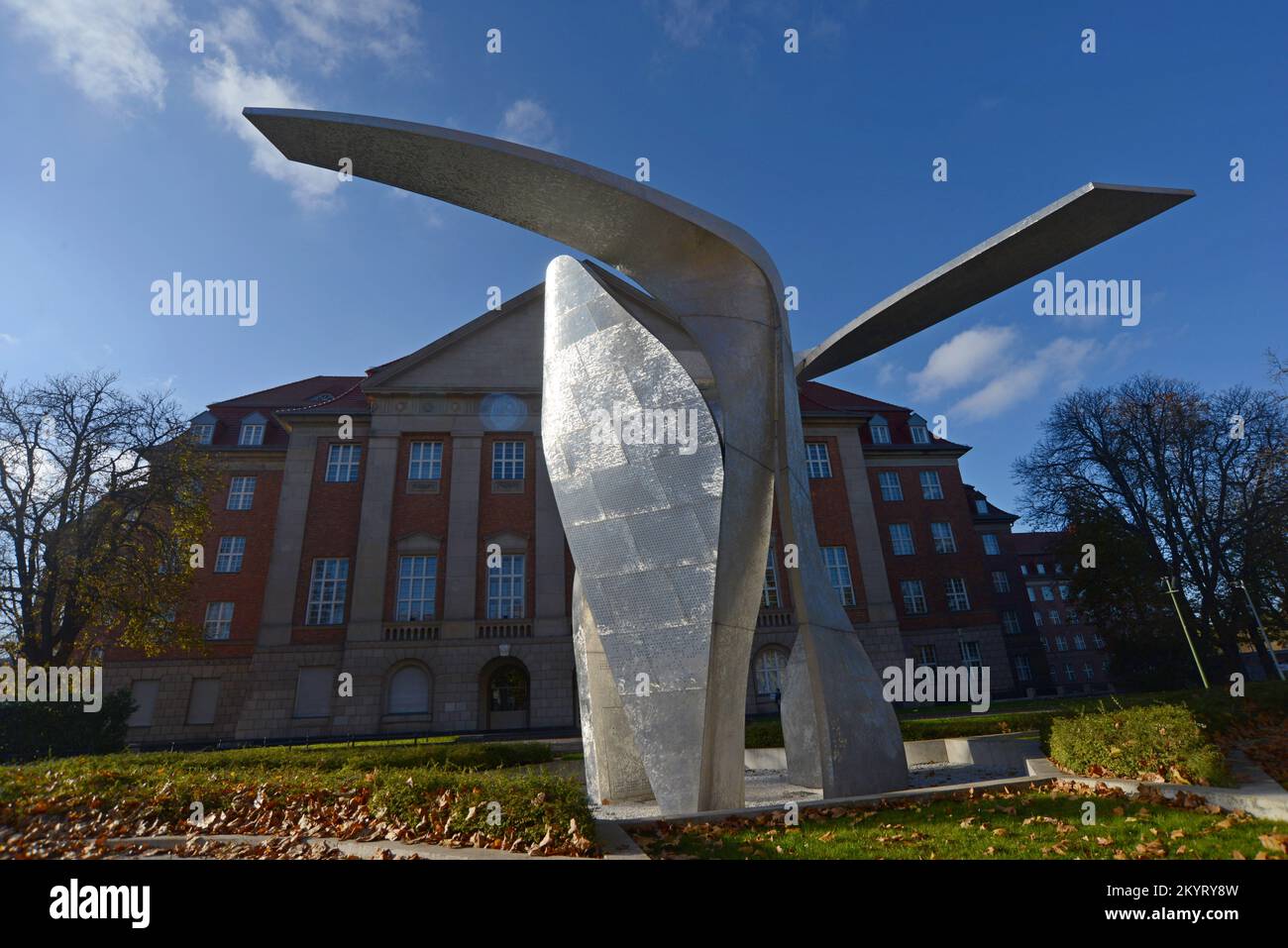 The Wings sculpture by Daniel Libeskind in front of the Siemens ...