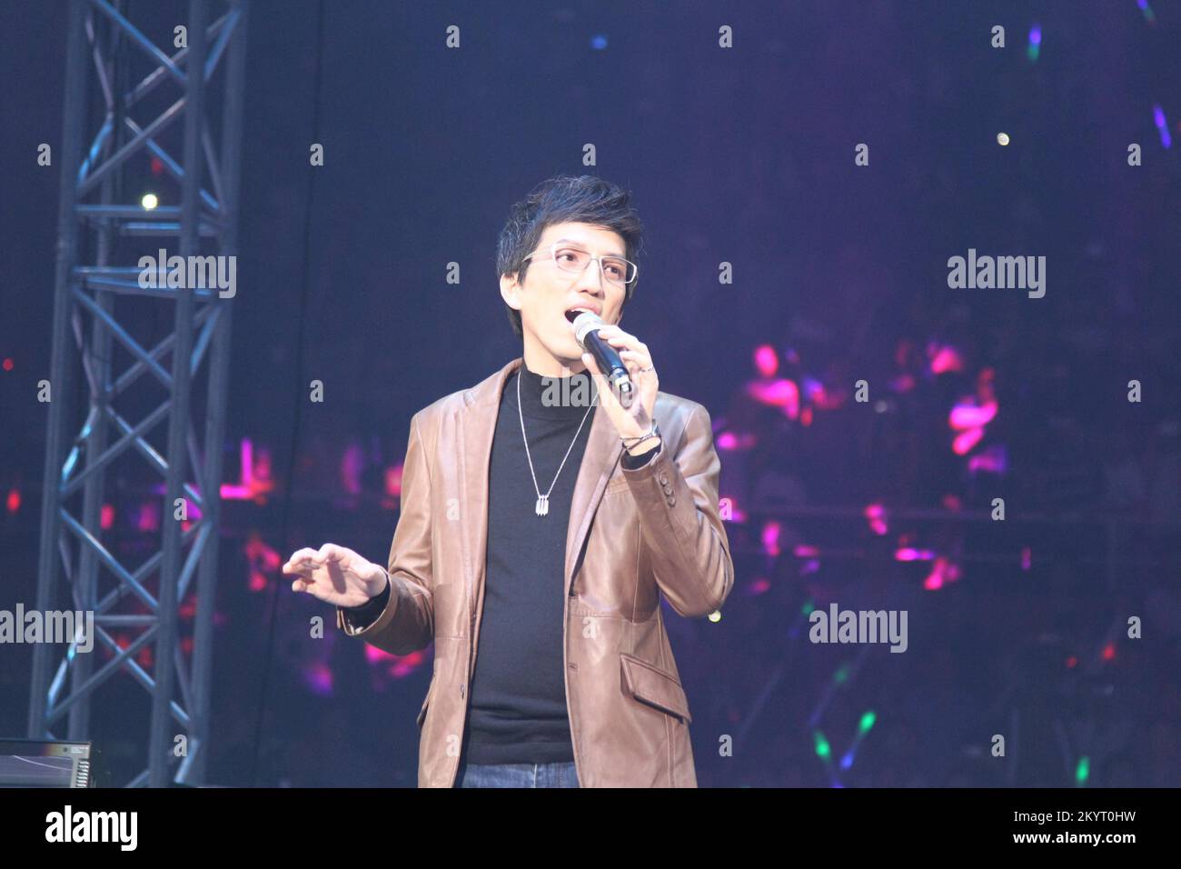 Taiwanese singer Terry Lin attended a group star concert in Xuchang ...