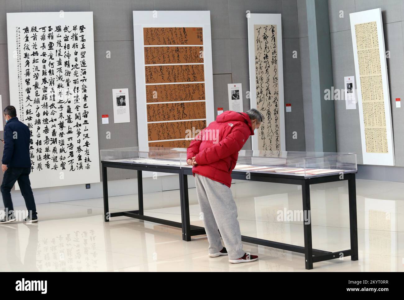 Audiences appreciate the Chinese calligraphy works at the exhibition of ...