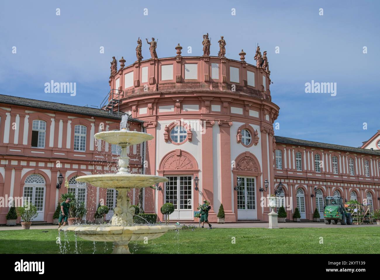 Palace Park, Fountain, Biebrich Palace, Wiesbaden, Hesse, Germany ...