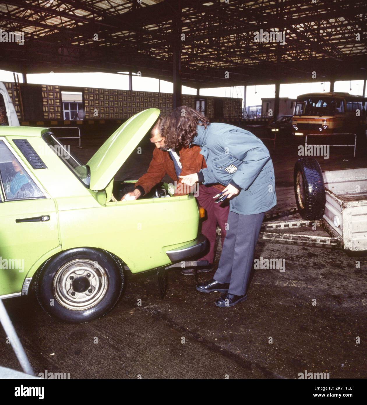 Customs activities, here on 29.11.1994 in Pomellen, on the German ...