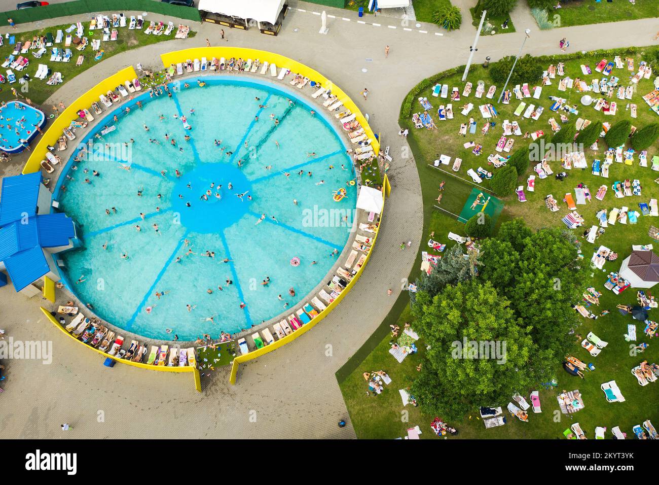 Crowded swimming pool hi-res stock photography and images - Alamy