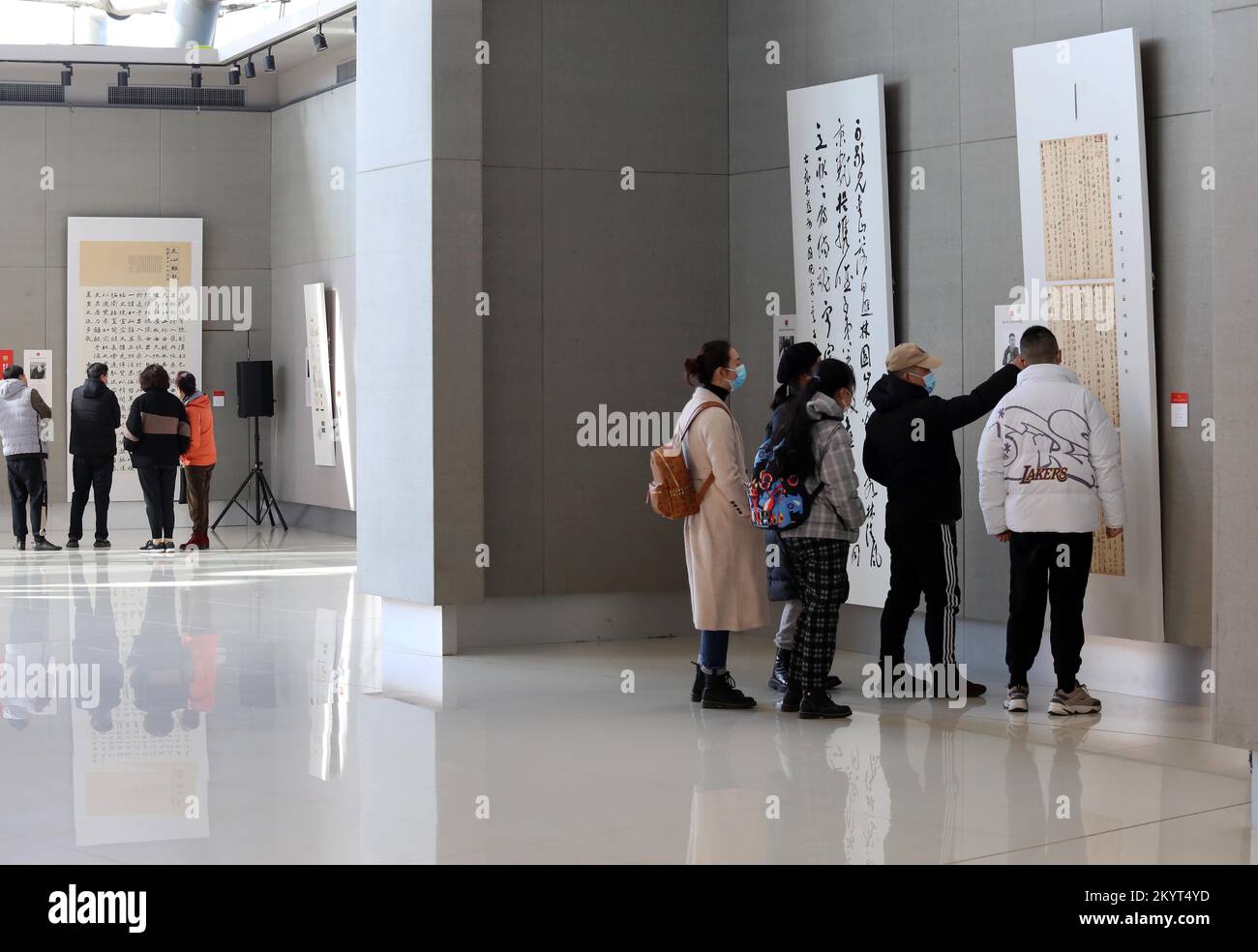 Audiences appreciate the Chinese calligraphy works at the exhibition of ...