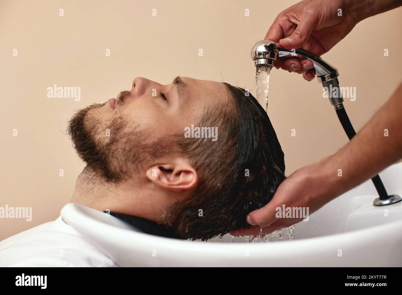 Barber washing hair of caucasian man , close-up Stock Photo - Alamy
