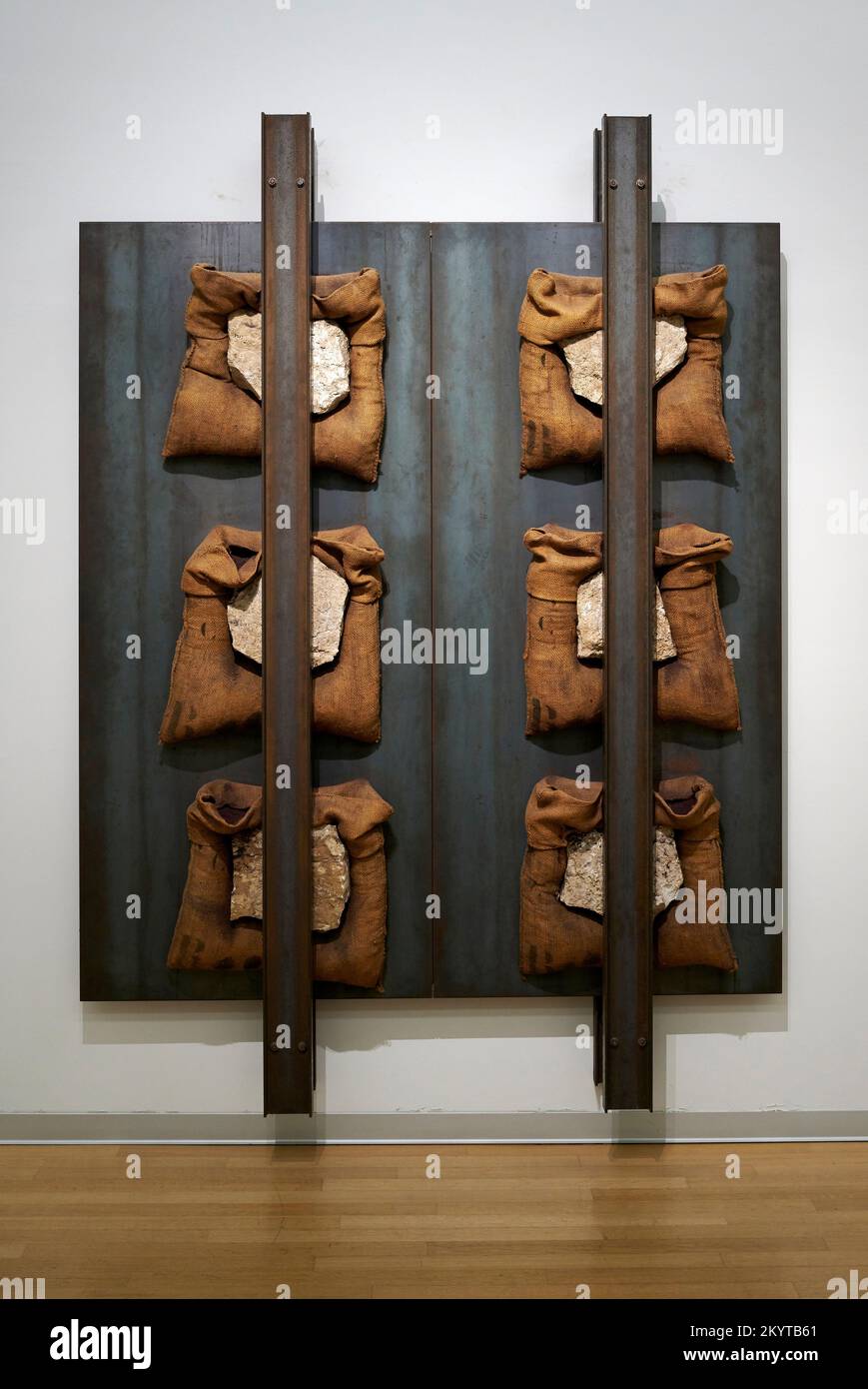 Senza titolo - acciaio dolce,juta,travertino e limonite - Jannis ...