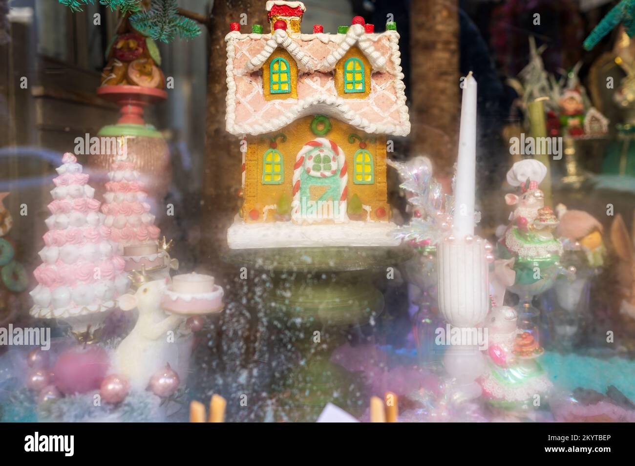 Christmas toy shop window hi-res stock photography and images - Alamy