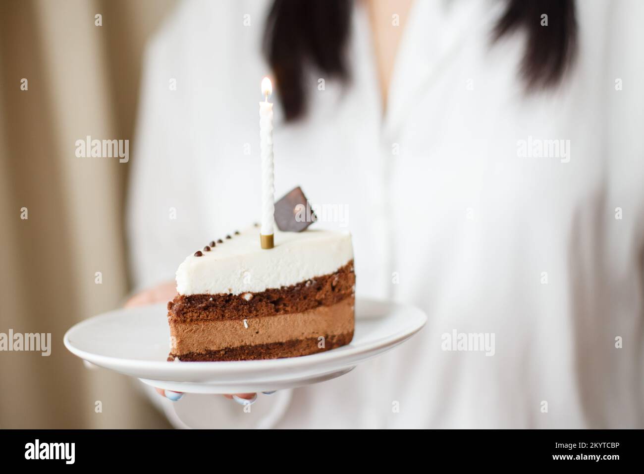 Hand holding birthday cake hi-res stock photography and images - Alamy