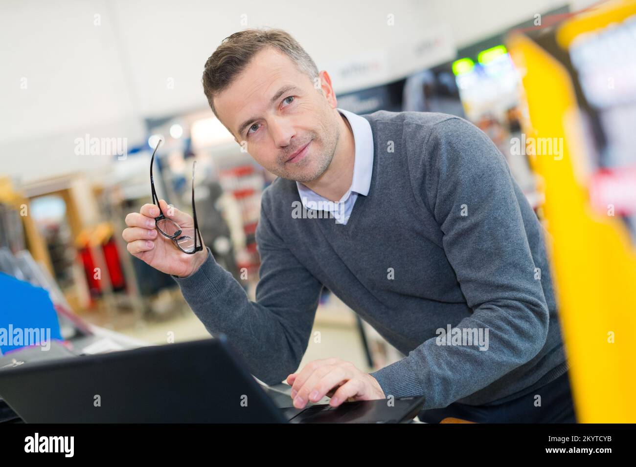 Electronics store salesman hi-res stock photography and images - Alamy