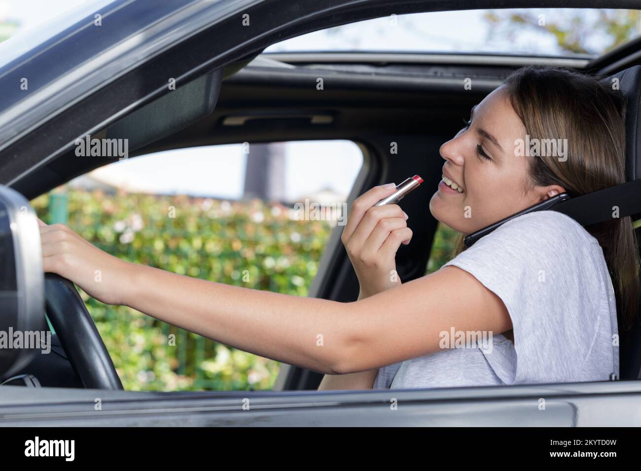woman putting on lipstick in a car Stock Photo - Alamy