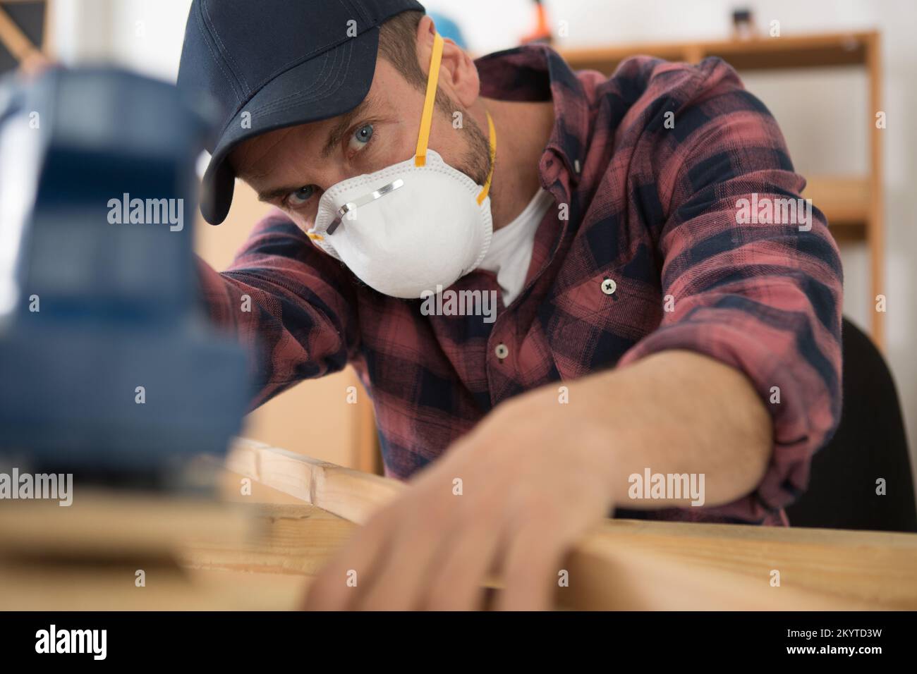 man wearing dust mask to use a sander Stock Photo - Alamy