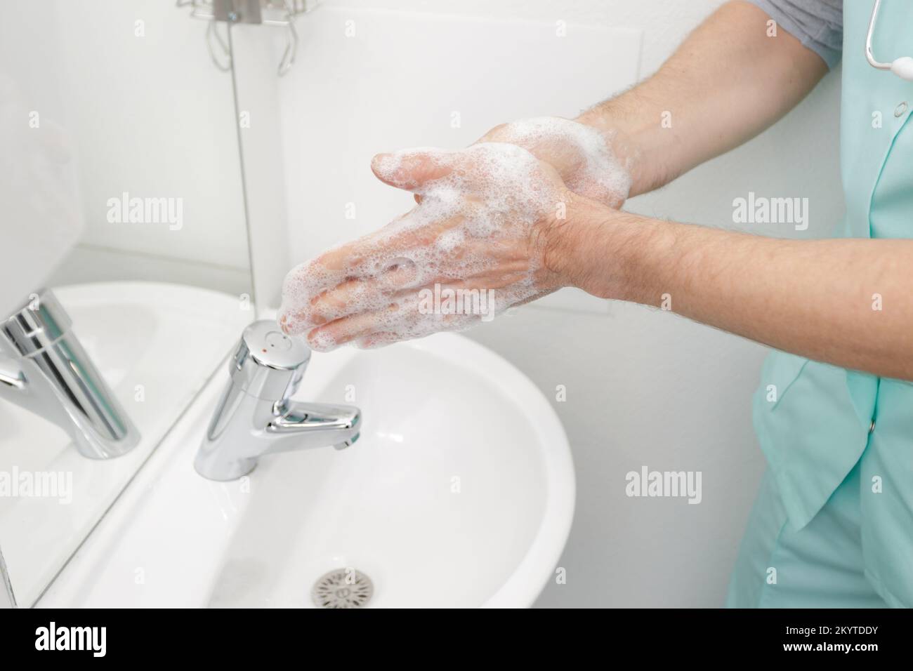 doctor washing hands before operating Stock Photo - Alamy
