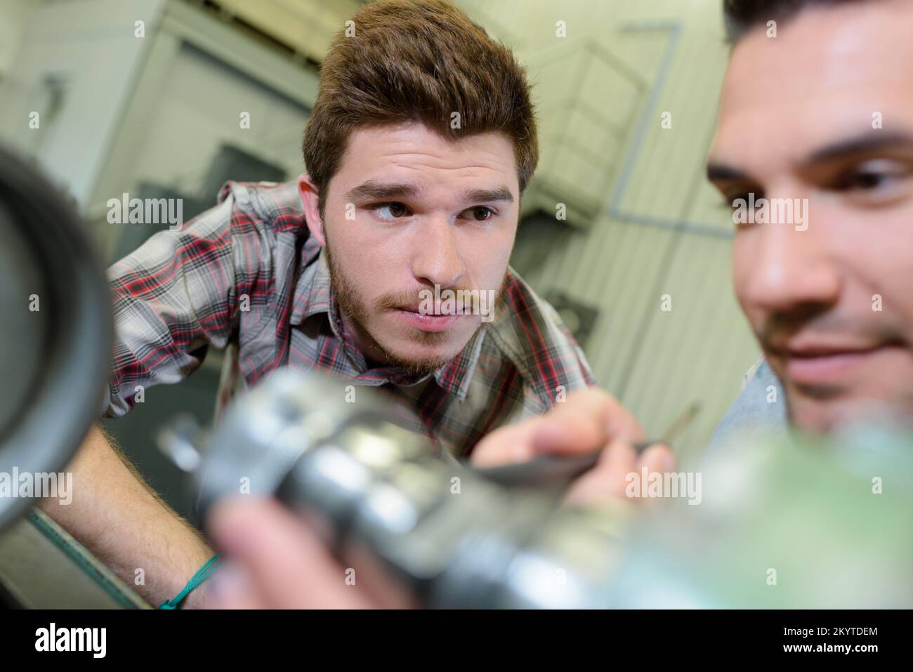 Senior and apprentice engineers hi-res stock photography and images - Alamy