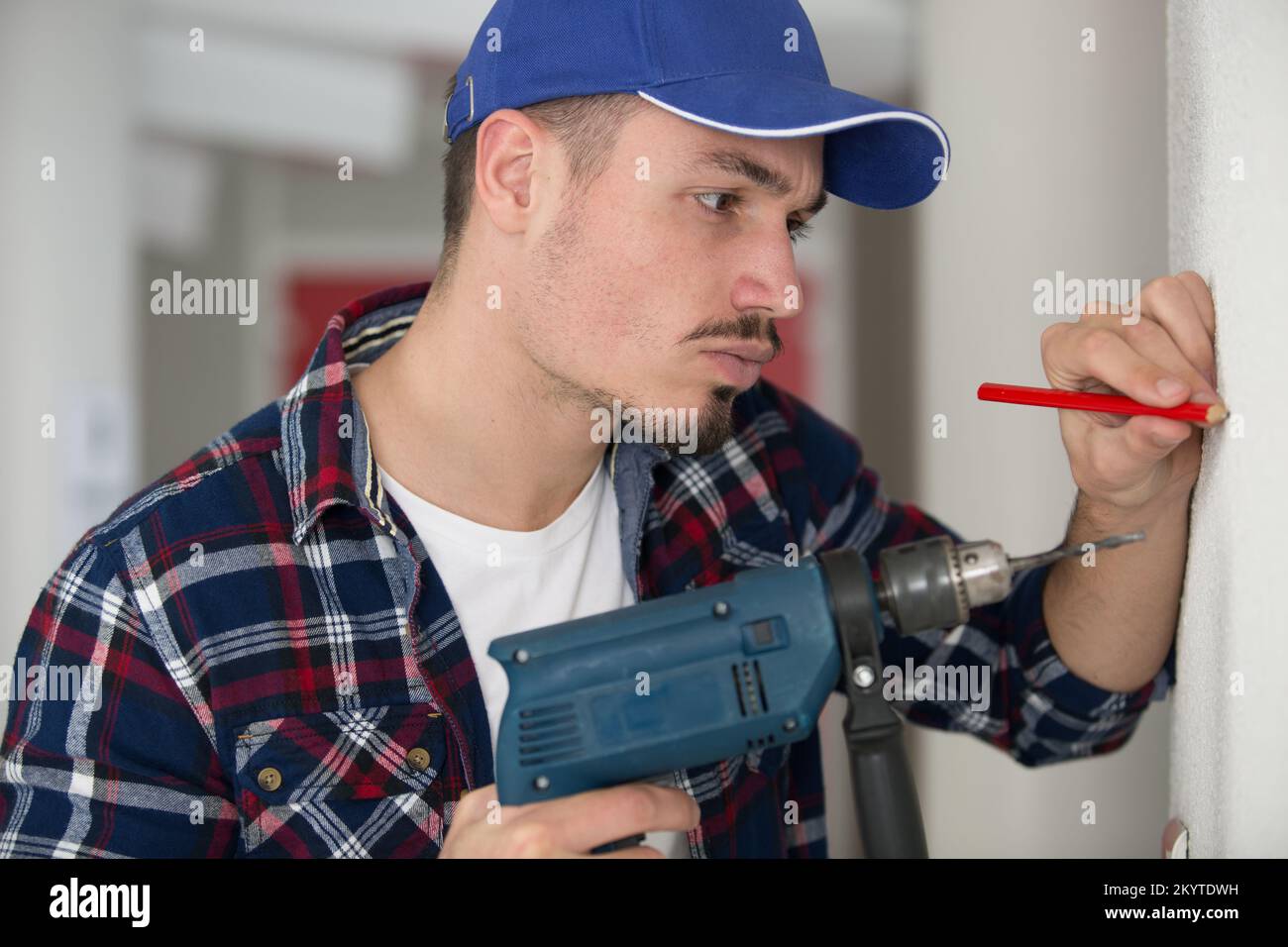 man marking position to drill wall Stock Photo - Alamy
