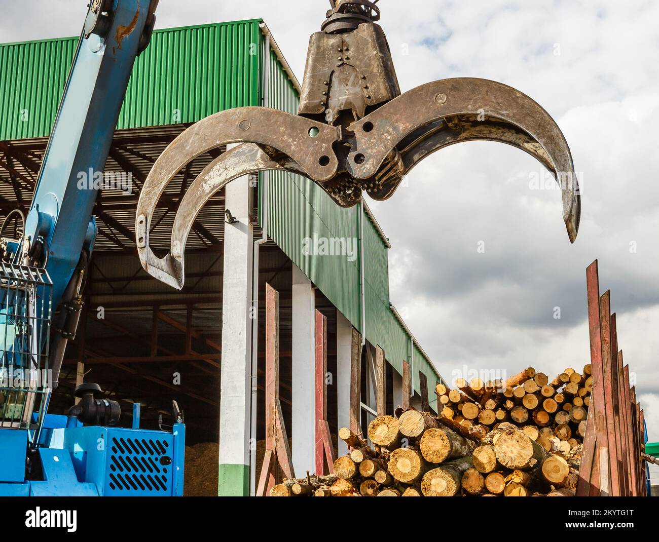 Industrial log loader at lambermill Stock Photo - Alamy