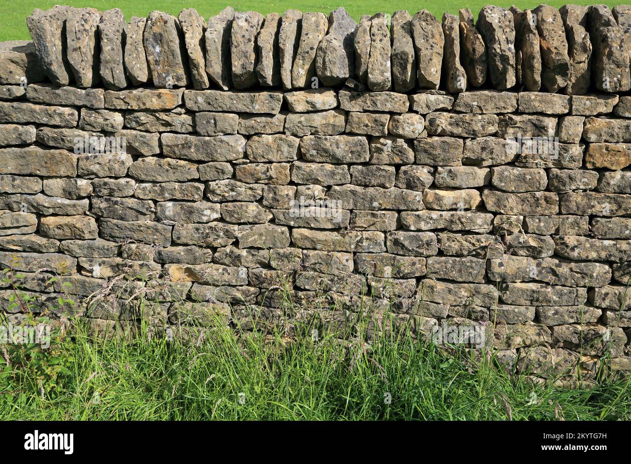 Example of Jurassic Limestone dry stone wall from The Cotswolds ...