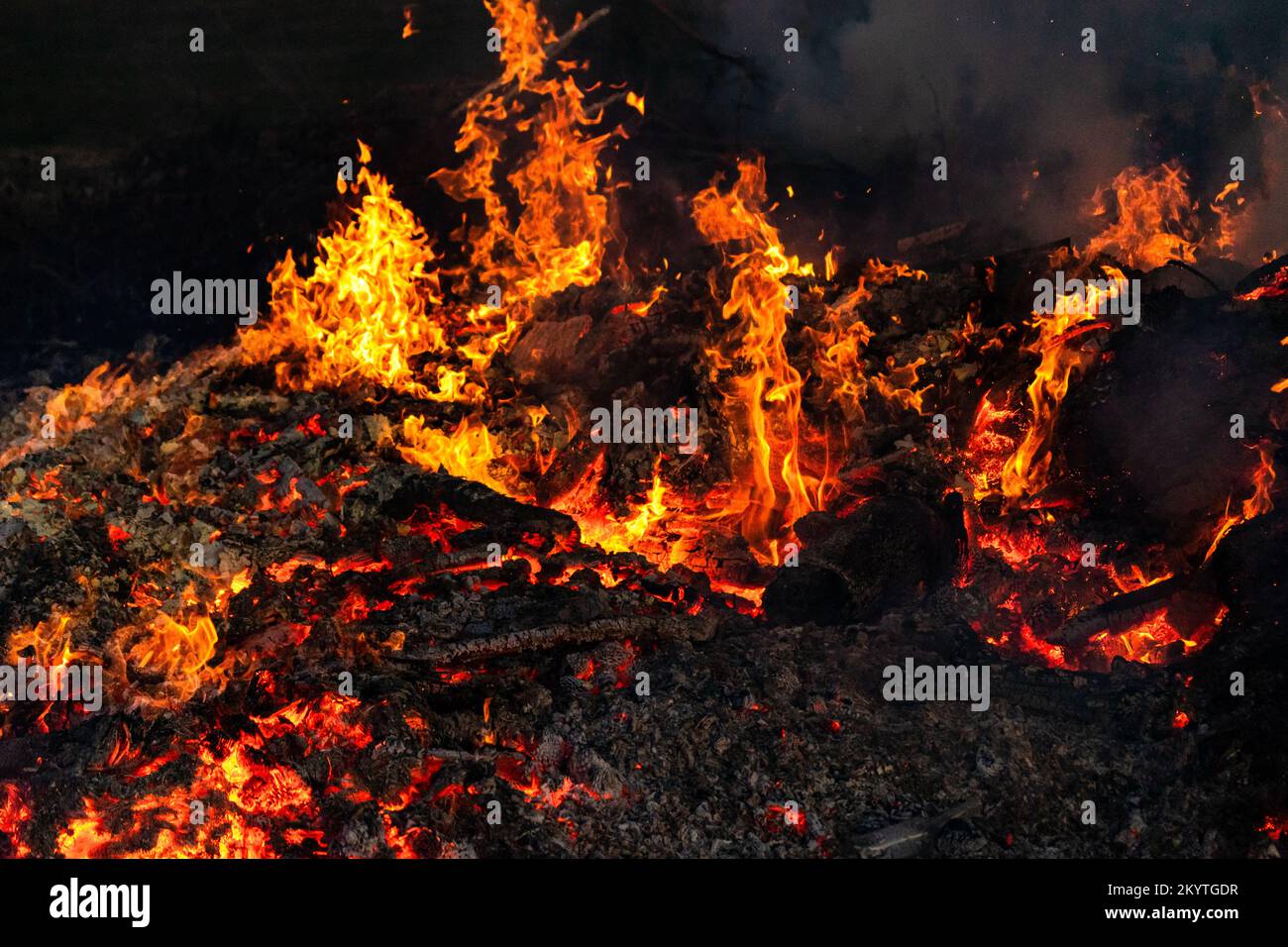 Big bond fire with a lot of smoke and open flames Stock Photo - Alamy