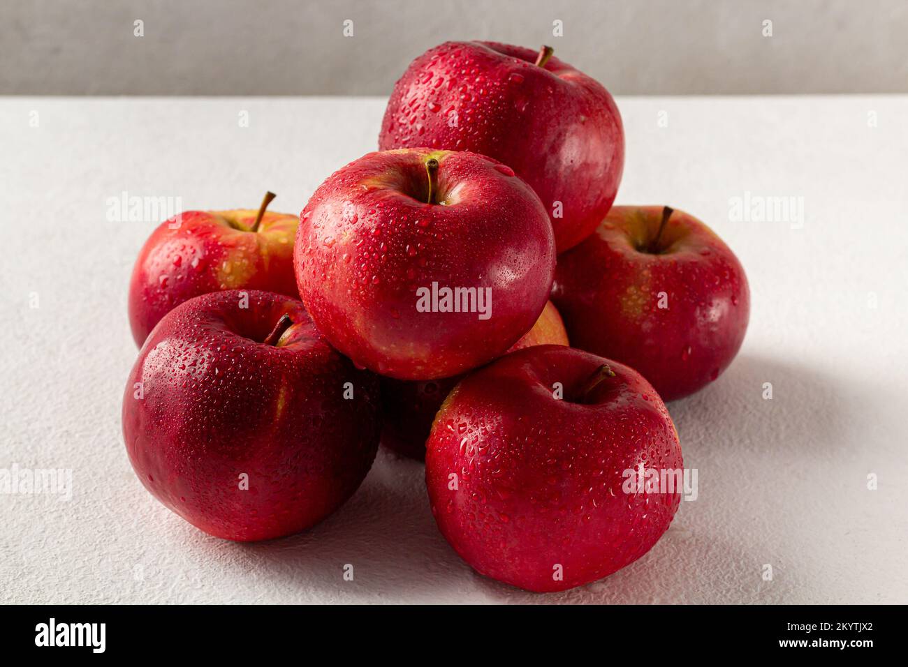 Side view apples hi-res stock photography and images - Alamy