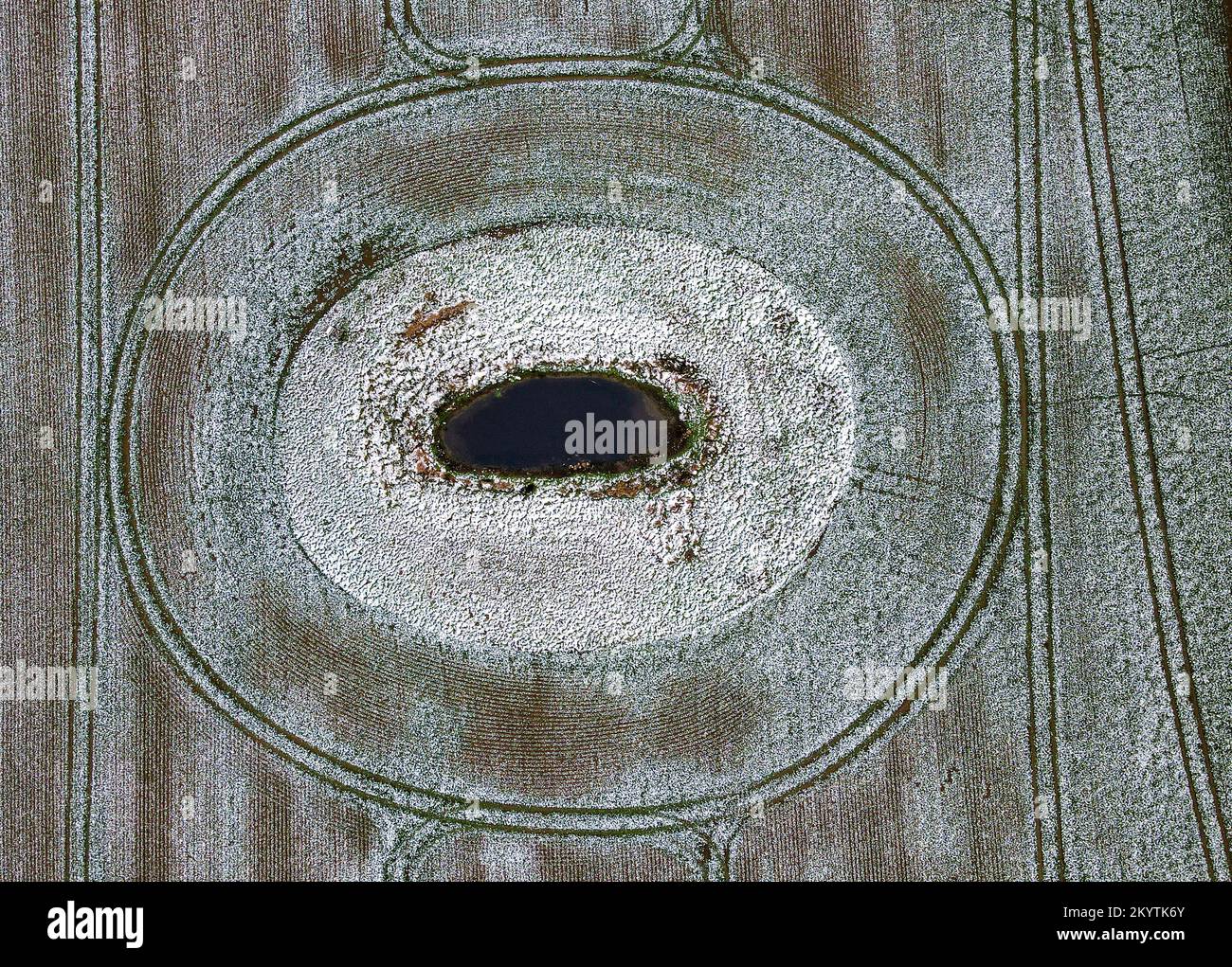 Rehna, Germany. 02nd Dec, 2022. A thin layer of snow lies on a field ...