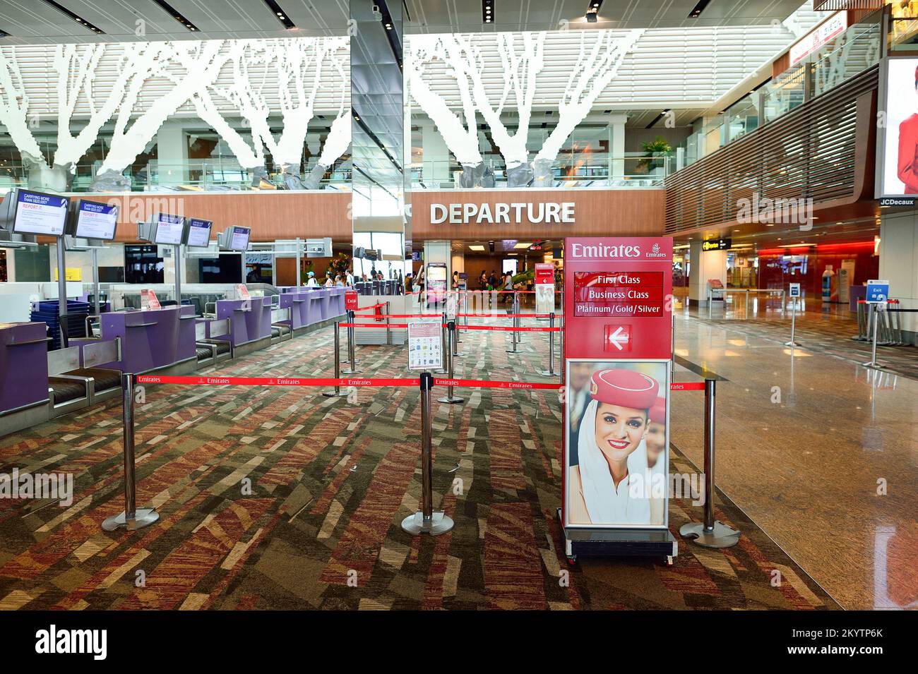 SINGAPORE - NOVEMBER 04, 2015: check-in zone at Changi Airport ...