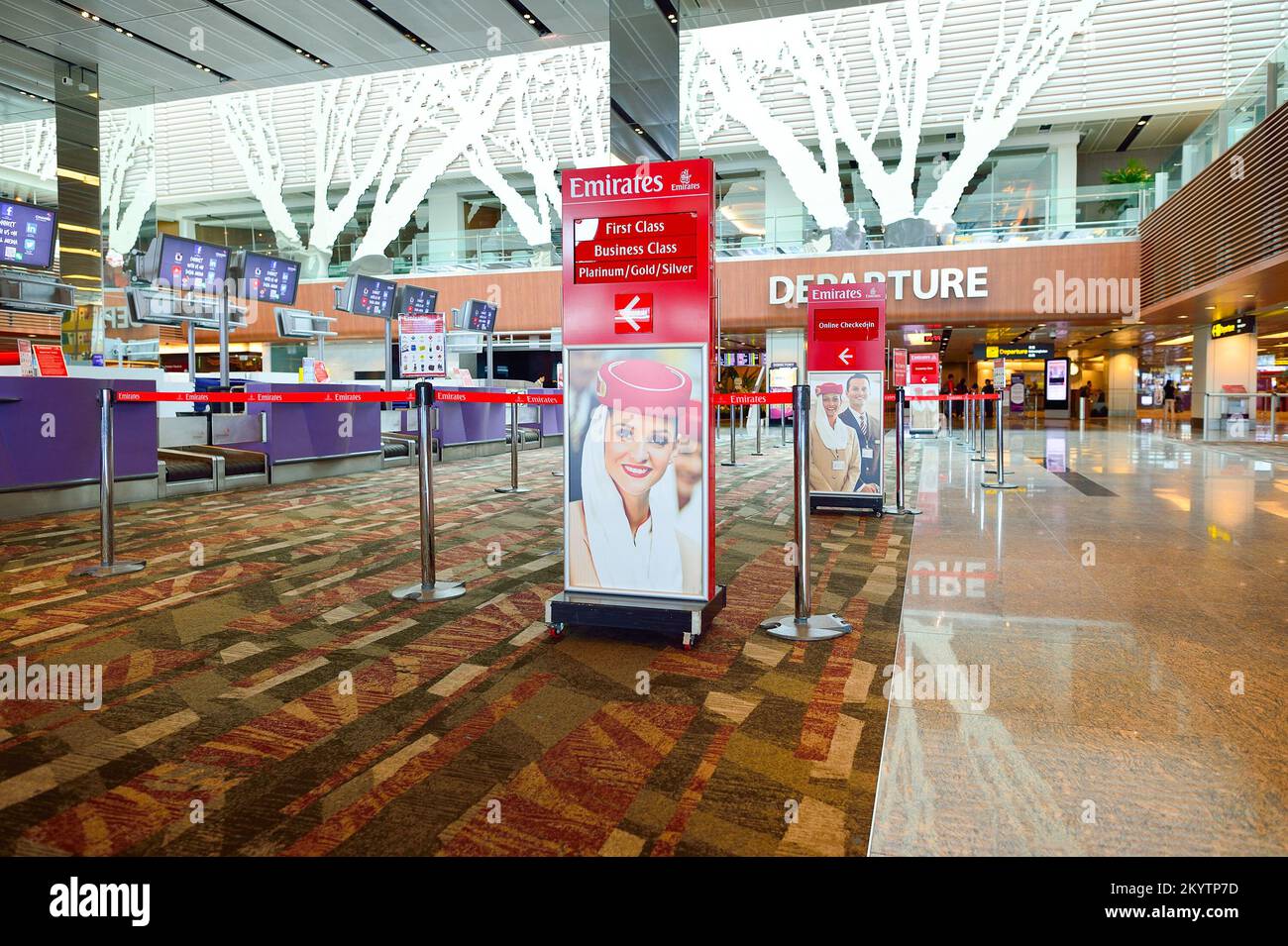 SINGAPORE - NOVEMBER 04, 2015: check-in zone at Changi Airport ...