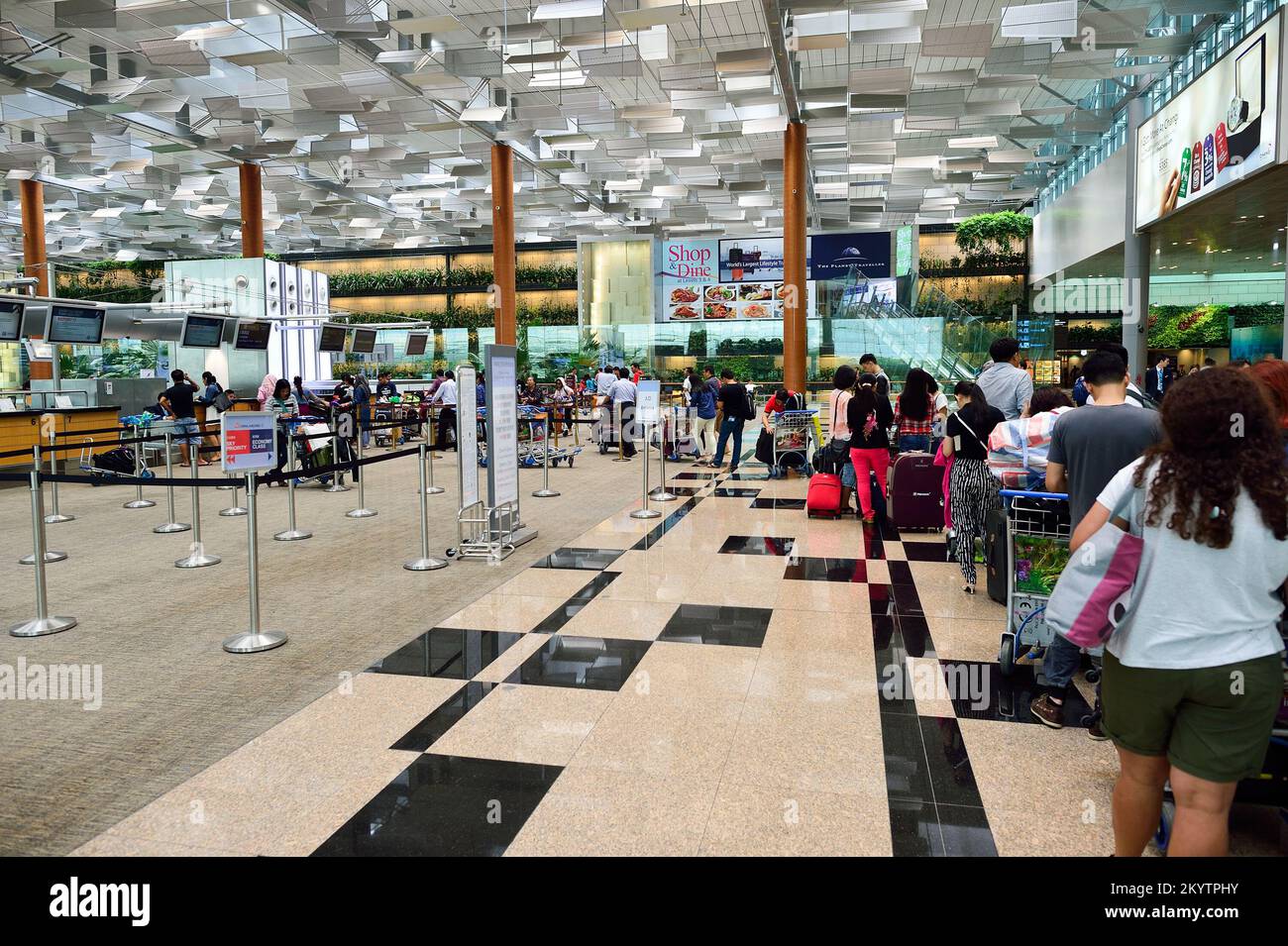 SINGAPORE - NOVEMBER 07, 2015: check-in zone at Changi Airport ...