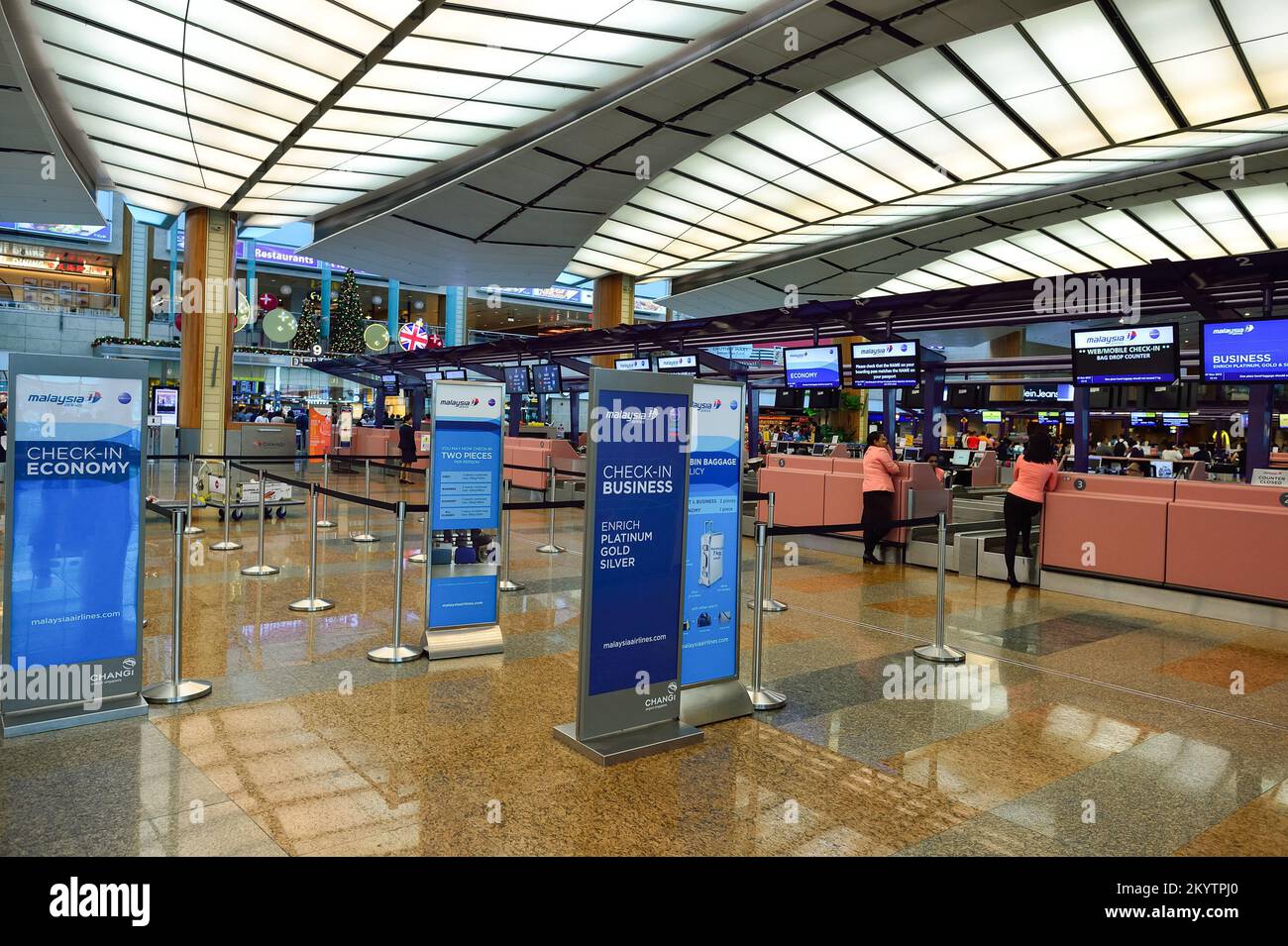 SINGAPORE - NOVEMBER 07, 2015: check-in zone at Changi Airport ...