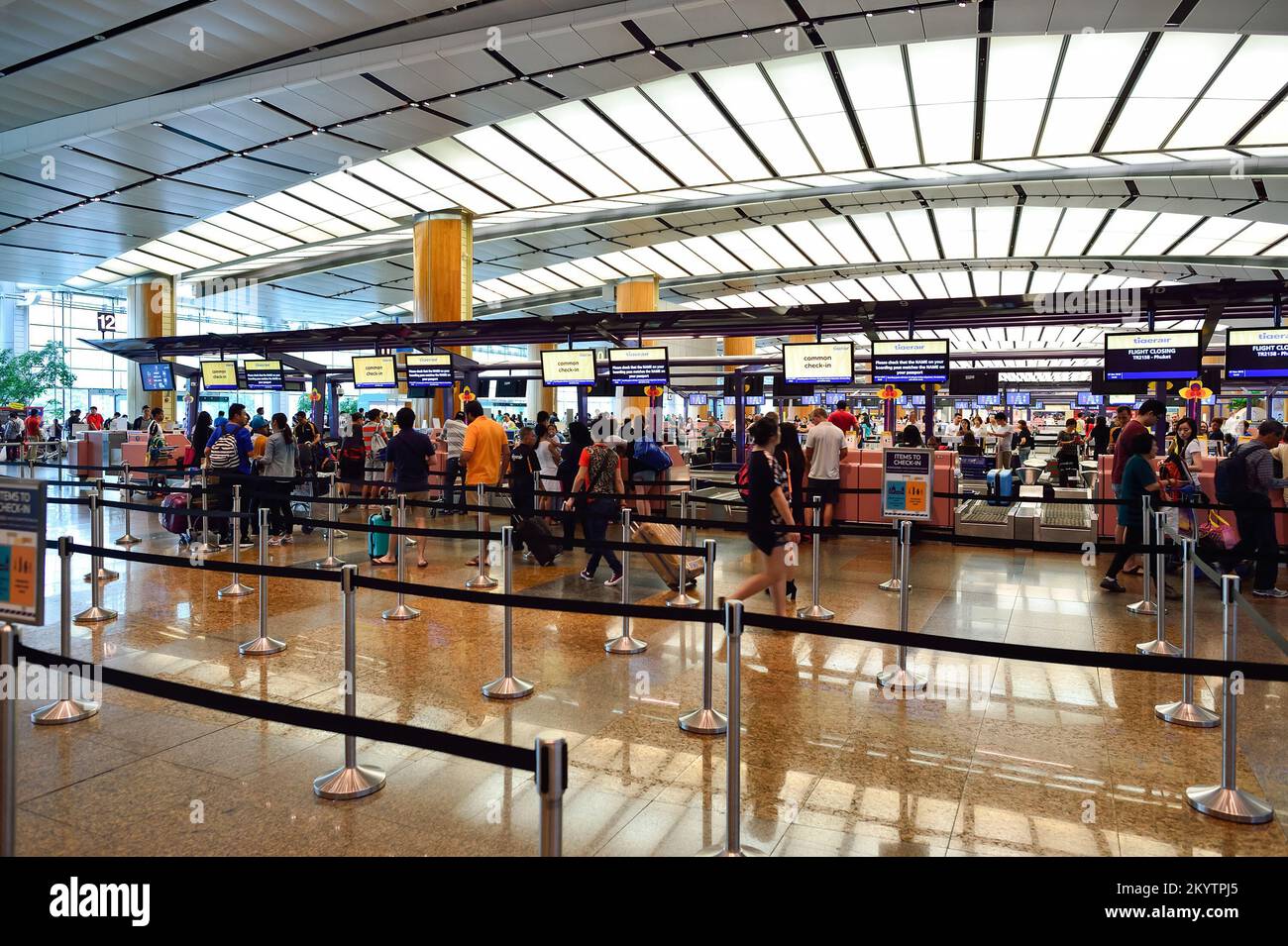 SINGAPORE - NOVEMBER 07, 2015: check-in zone at Changi Airport ...