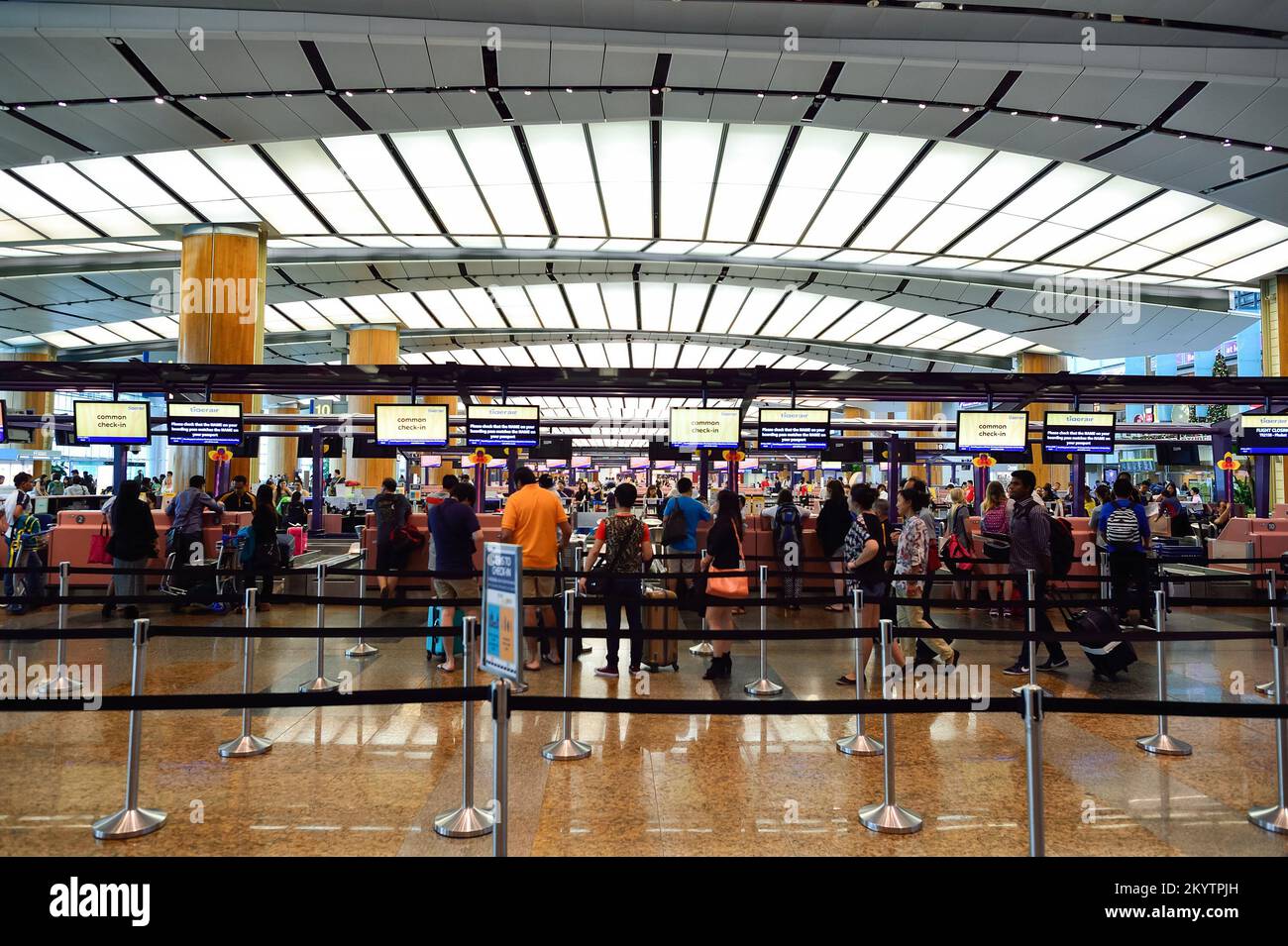 SINGAPORE - NOVEMBER 07, 2015: check-in zone at Changi Airport ...