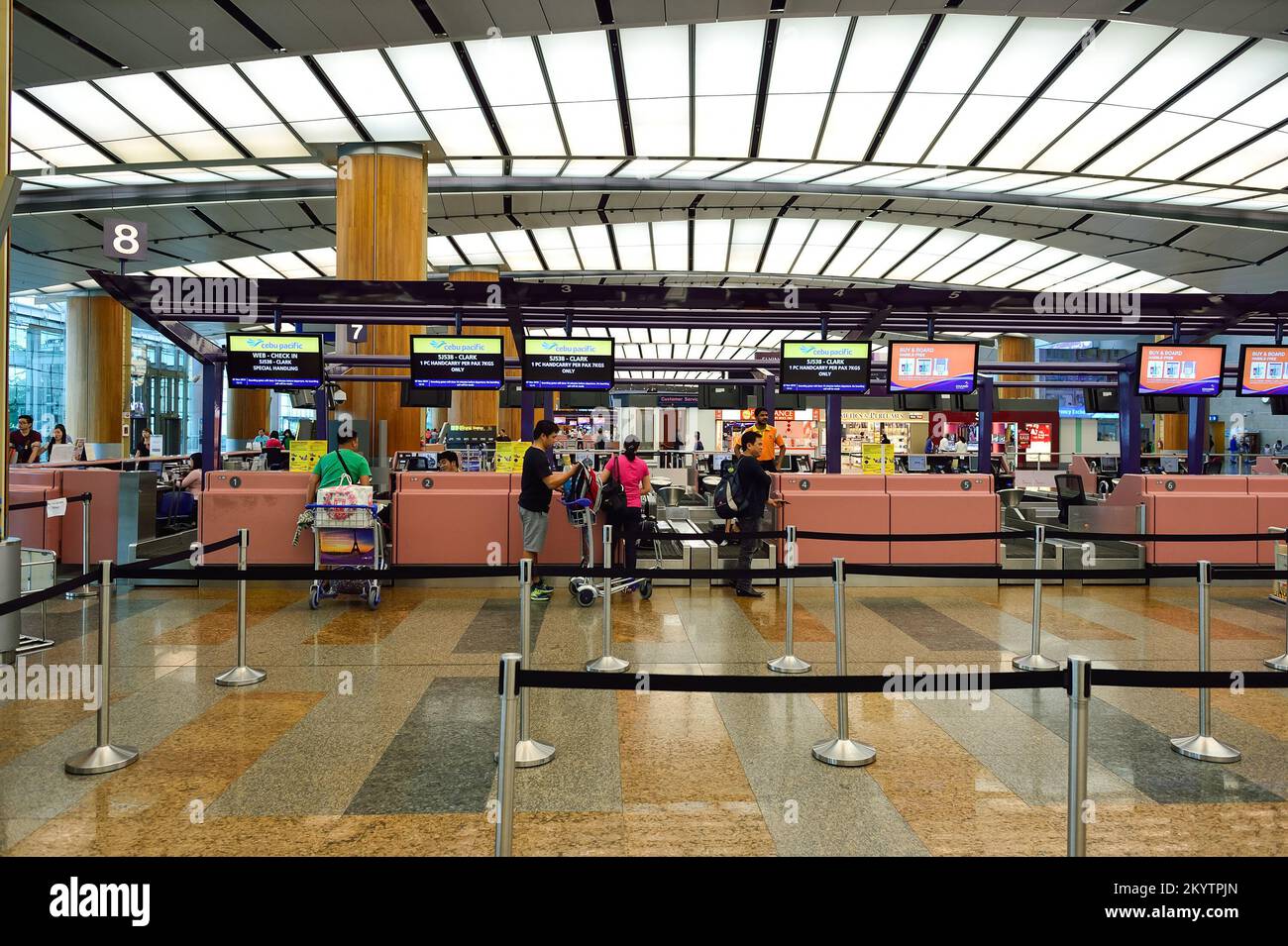 SINGAPORE - NOVEMBER 07, 2015: check-in zone at Changi Airport ...