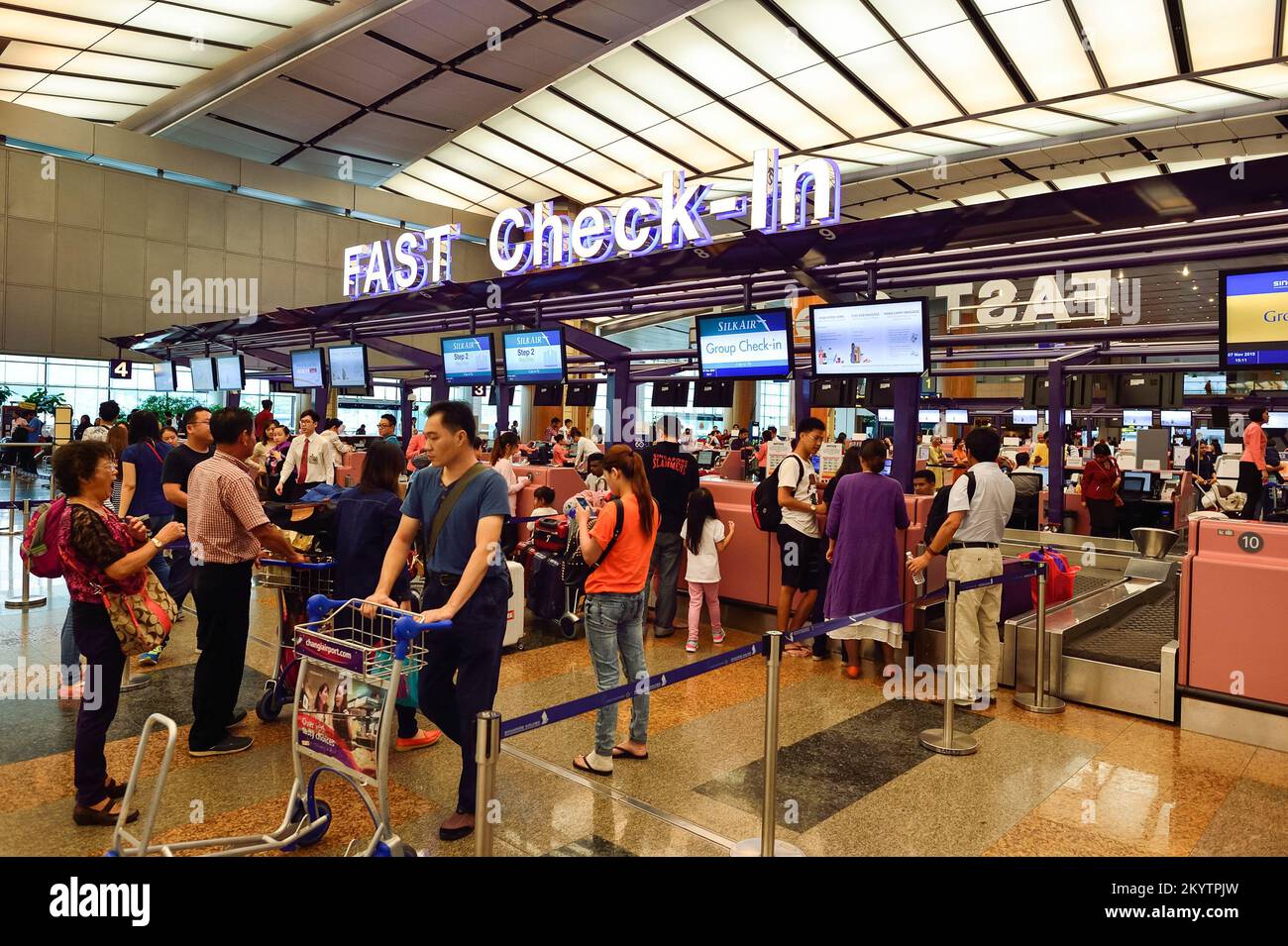 SINGAPORE - NOVEMBER 07, 2015: check-in zone at Changi Airport ...