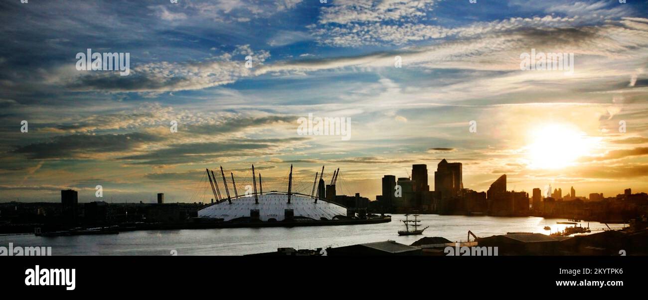 Dramatic sky with london eye silhouette hi-res stock photography and ...