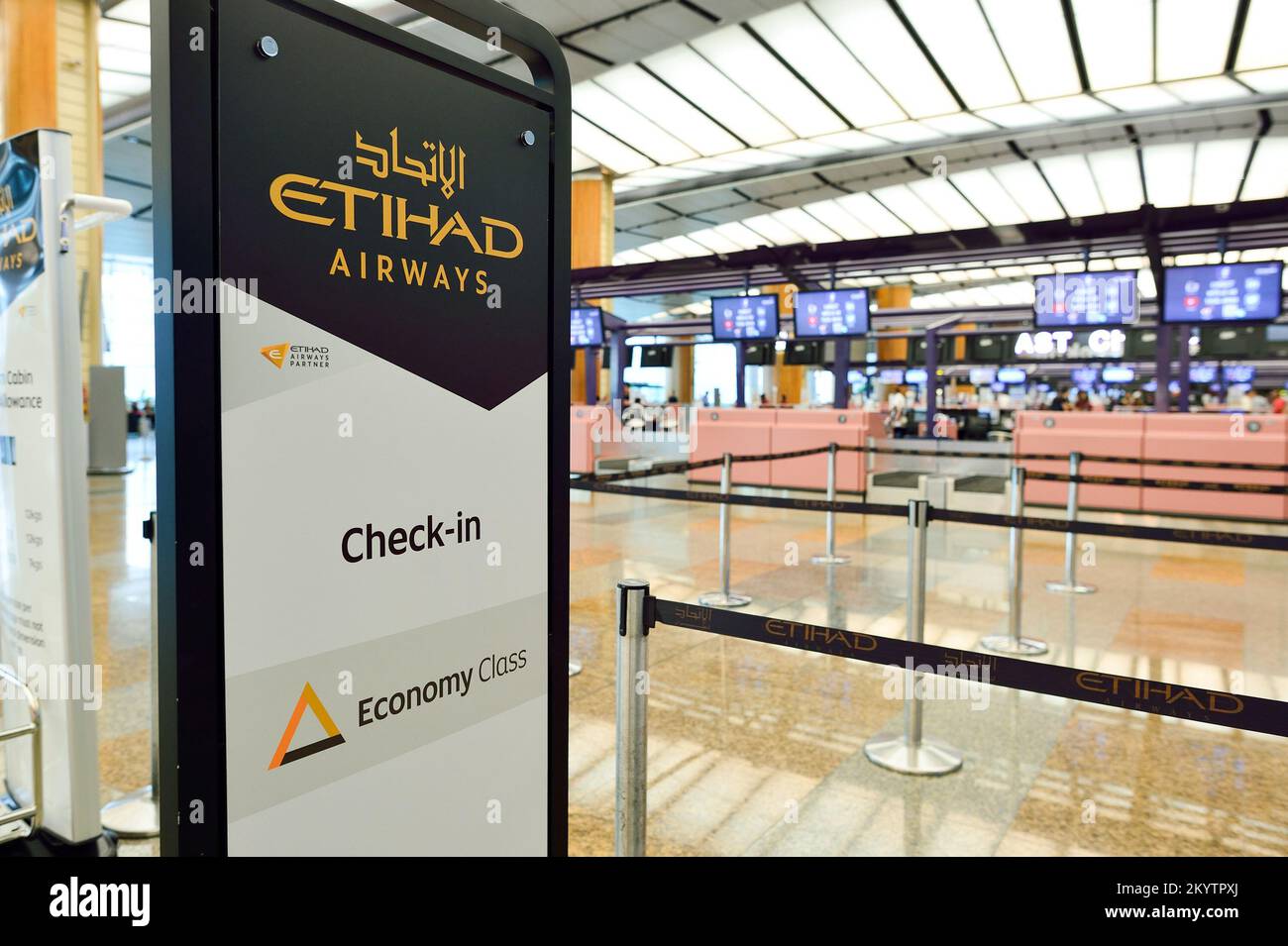 SINGAPORE - NOVEMBER 09, 2015: check-in zone at Changi Airport ...