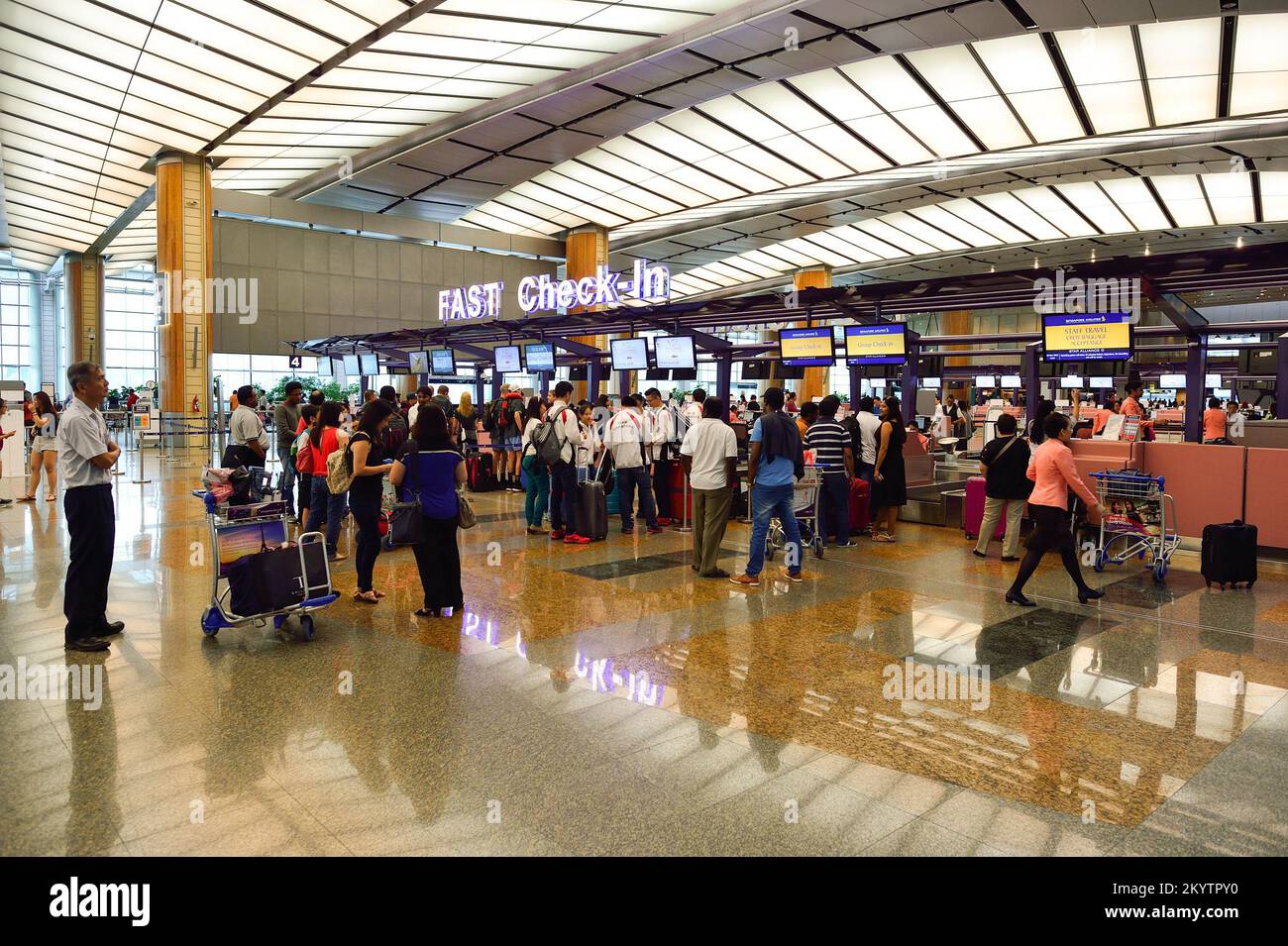 SINGAPORE - NOVEMBER 09, 2015: check-in zone at Changi Airport ...