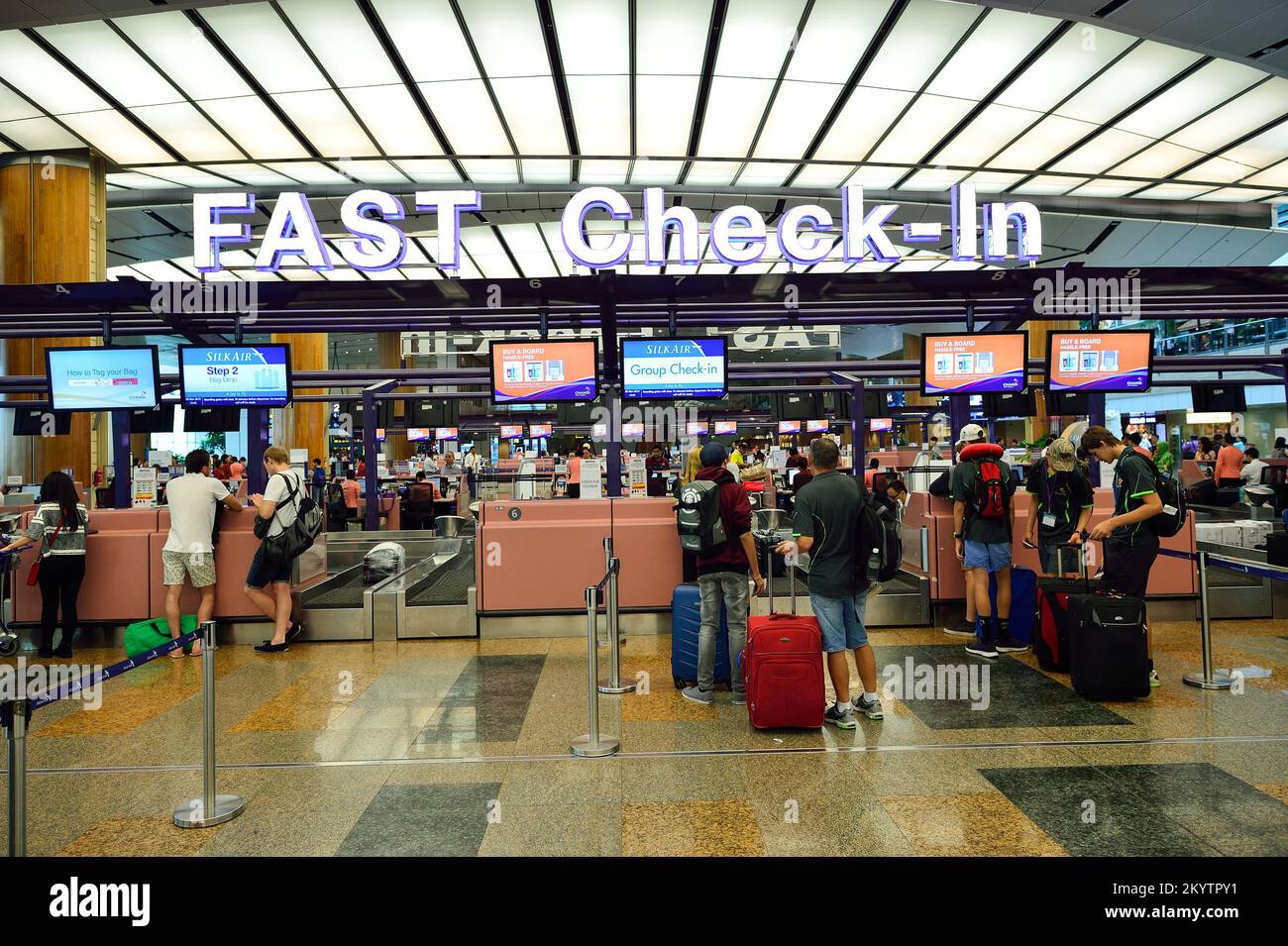 SINGAPORE - NOVEMBER 09, 2015: check-in zone at Changi Airport ...