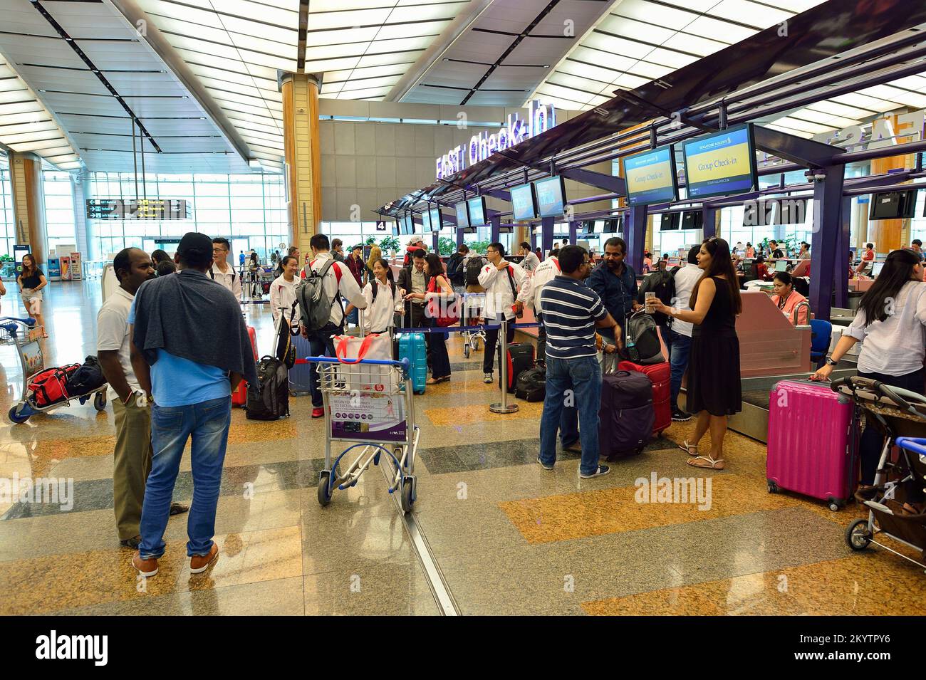 SINGAPORE - NOVEMBER 09, 2015: check-in zone at Changi Airport ...