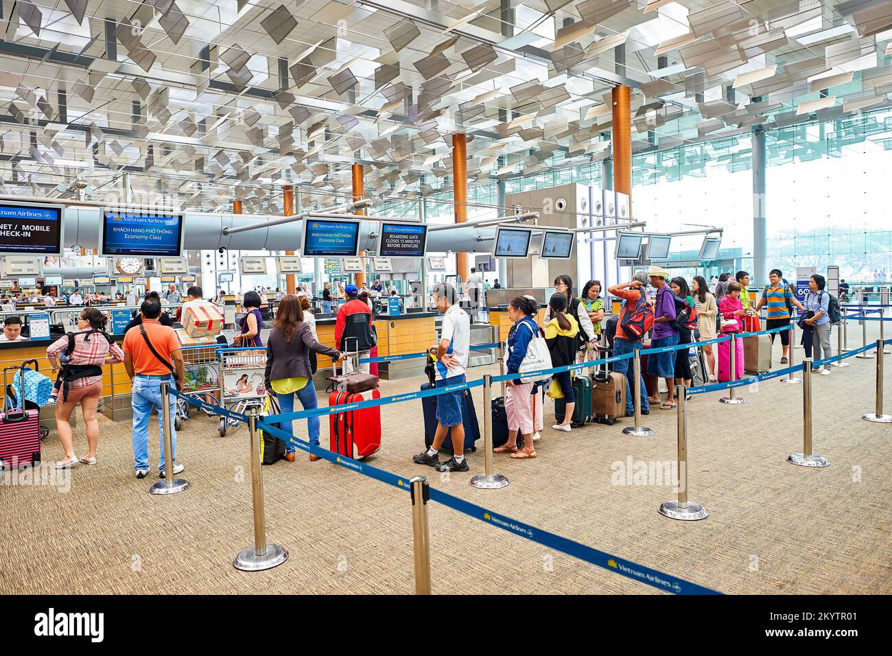 SINGAPORE - NOVEMBER 09, 2015: check-in zone at Changi Airport ...