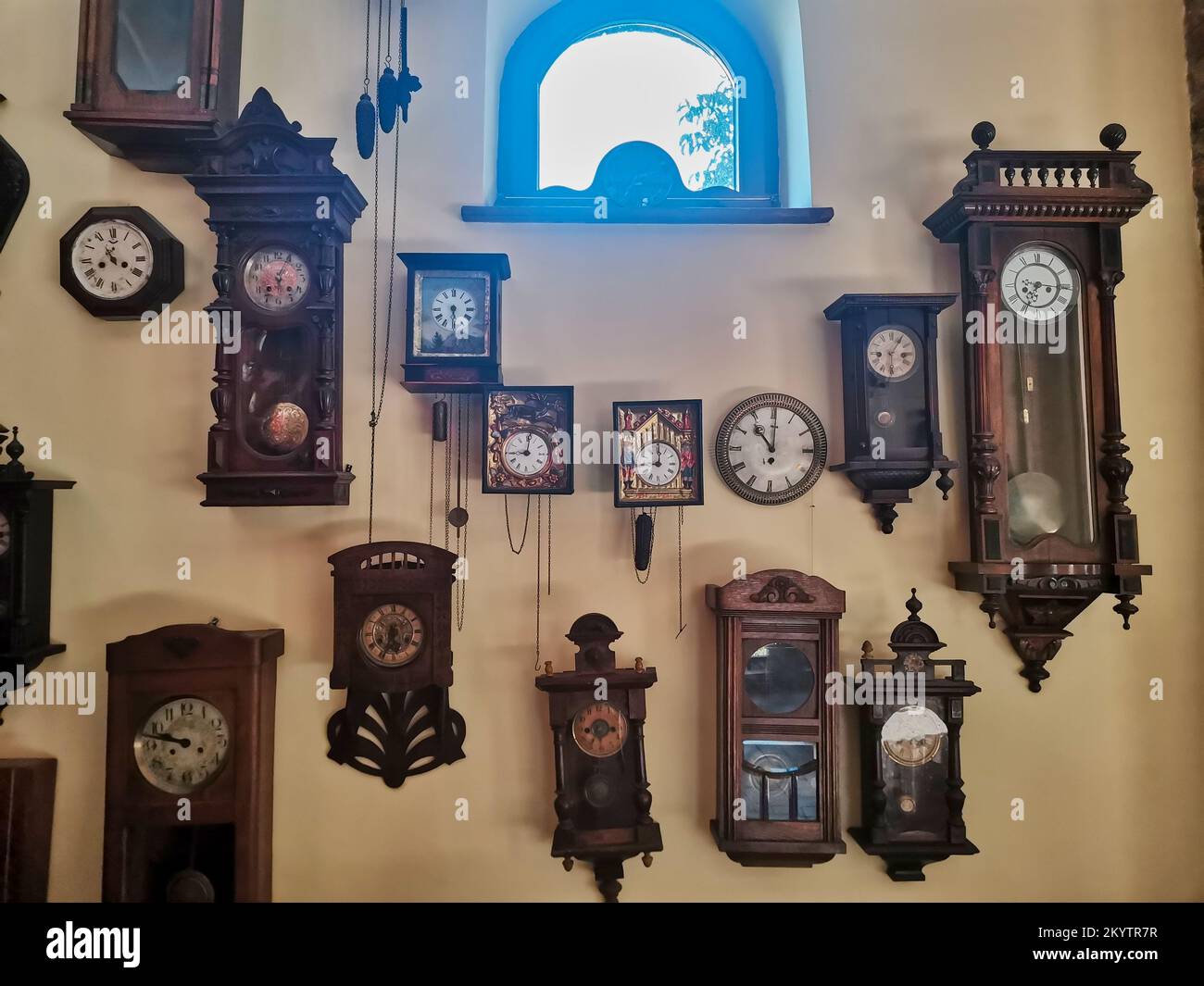 Lots of clocks hi-res stock photography and images - Alamy