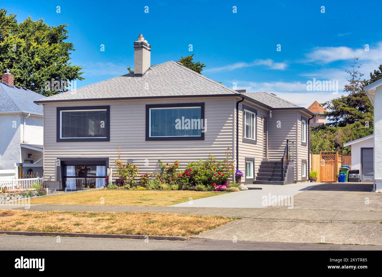 Average residential house on bright summer day Stock Photo - Alamy
