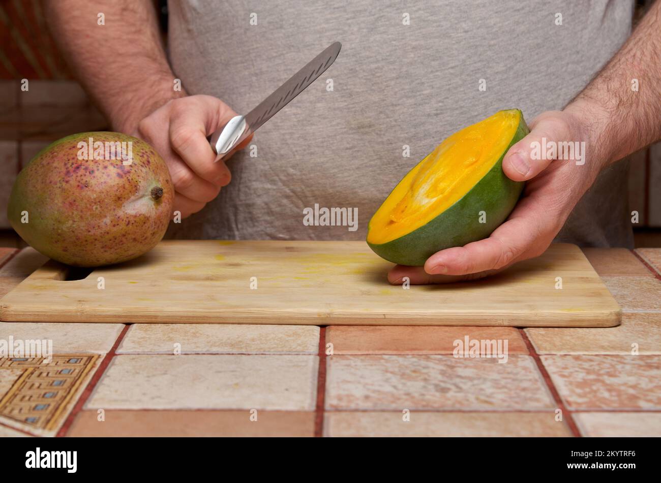Mango cutting at home hi-res stock photography and images - Alamy