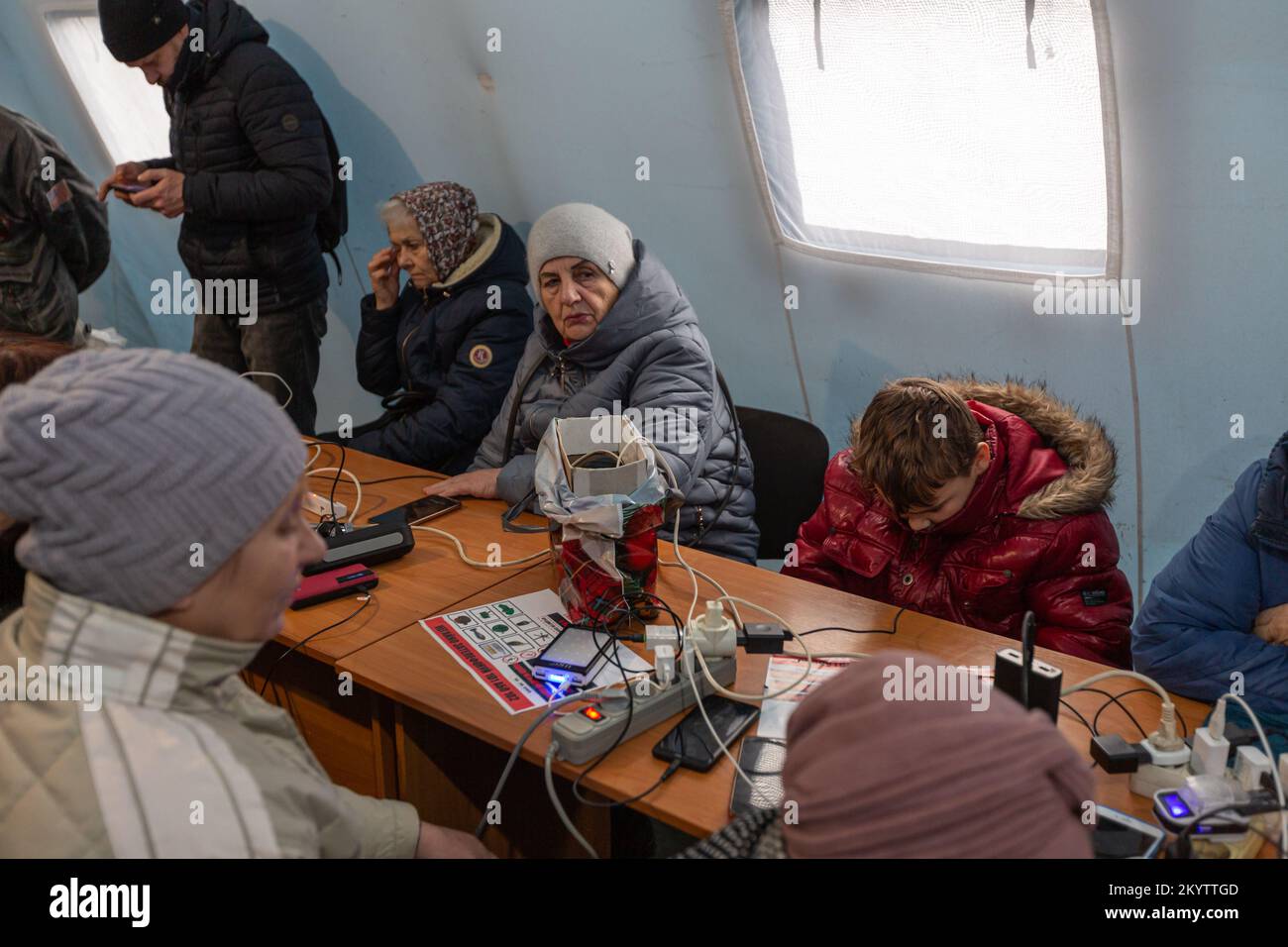 Kherson, Ukraine. 27th Nov, 2022. Ukrainian civilians charge their ...