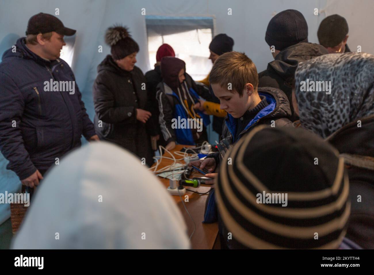 Kherson, Ukraine. 27th Nov, 2022. Ukrainian civilians charge their ...